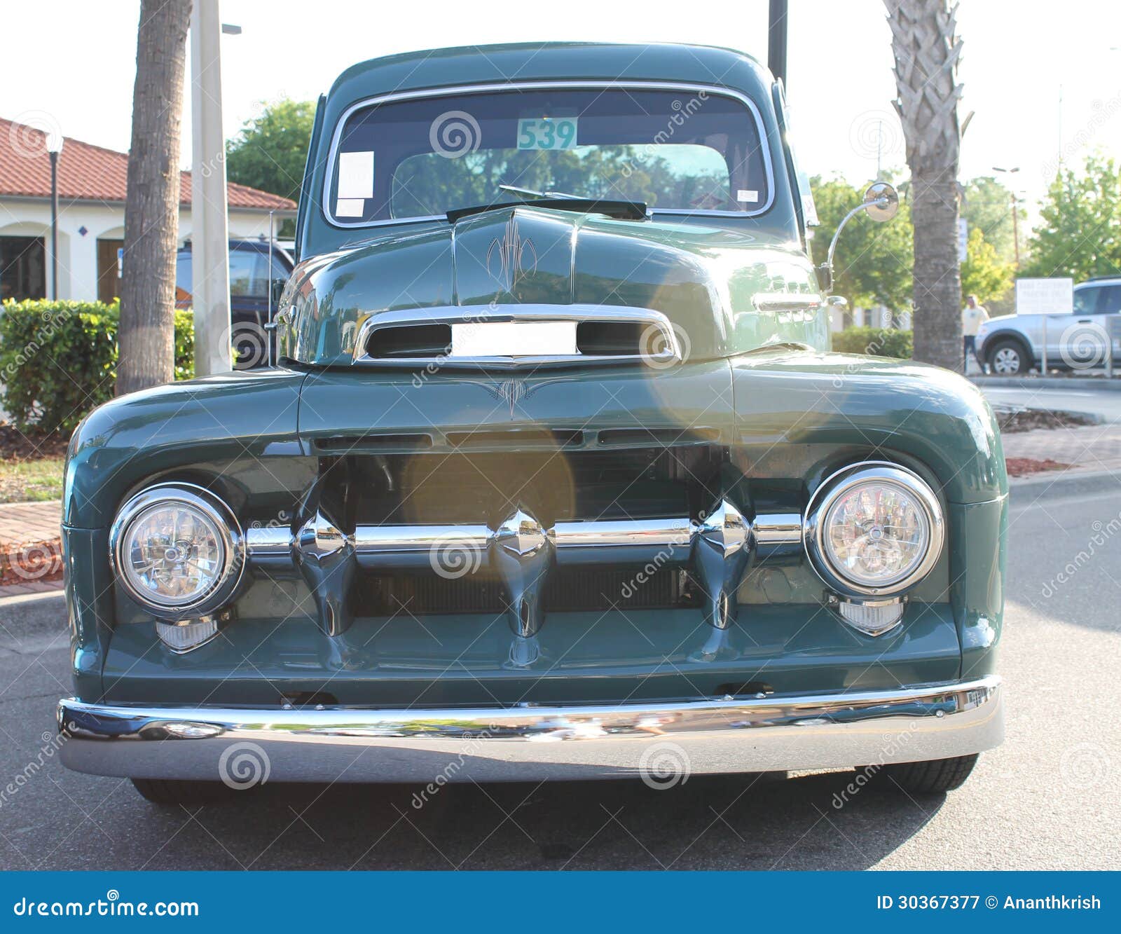 Camión viejo de Ford V8 imagen de archivo. Imagen de velocidad - 30367377