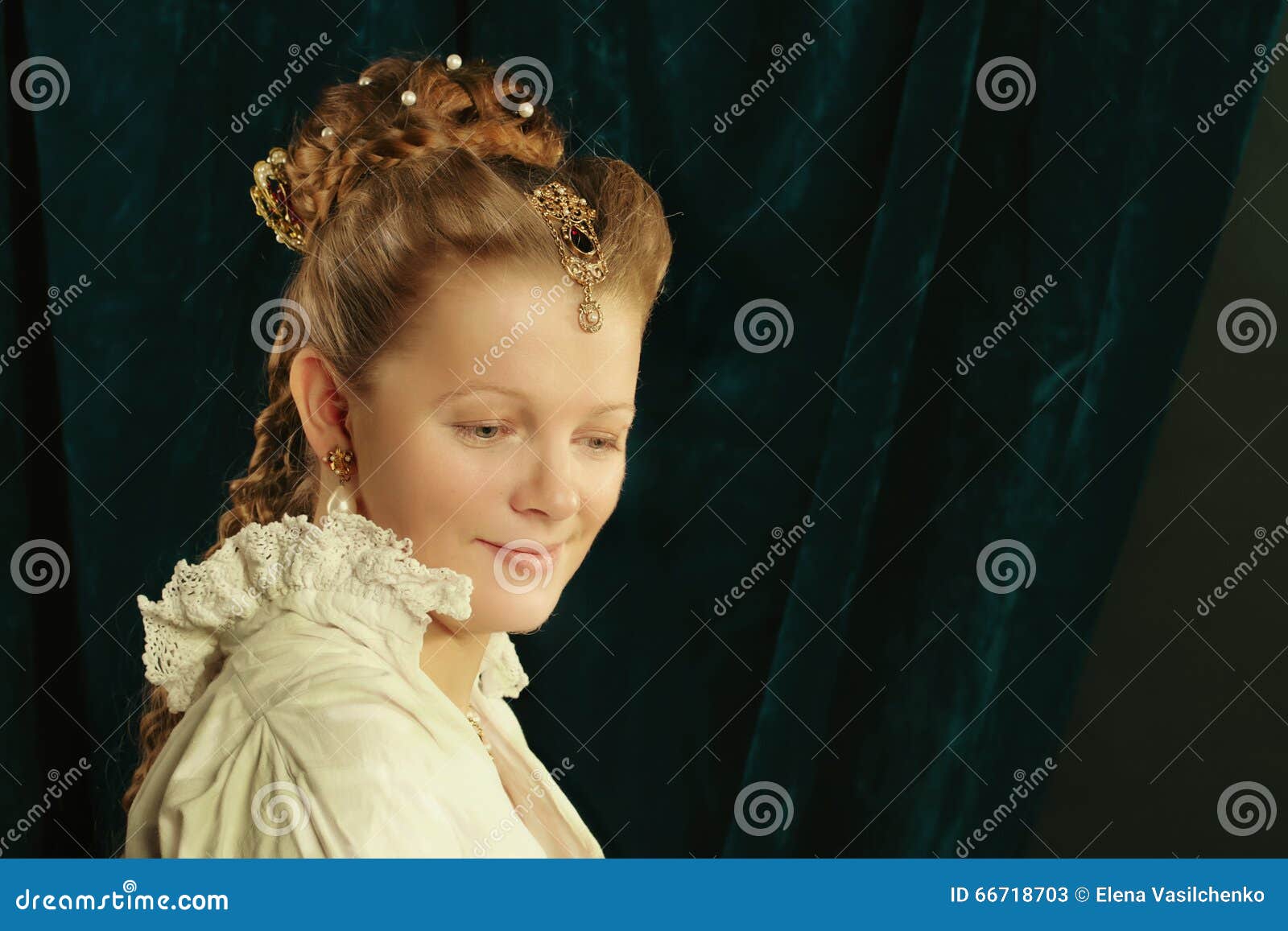 Camicia Da Notte D'uso Della Bella Ragazza Bionda Lunga Dei Capelli ...