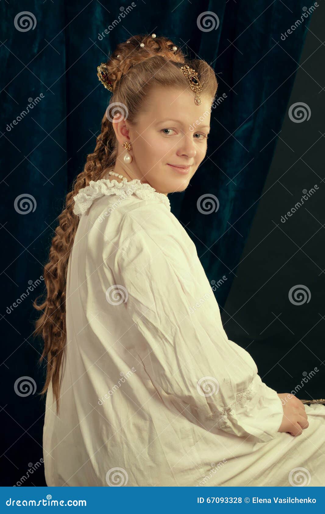 Camicia Da Notte D'uso Della Bella Ragazza Bionda Lunga Dei Capelli ...