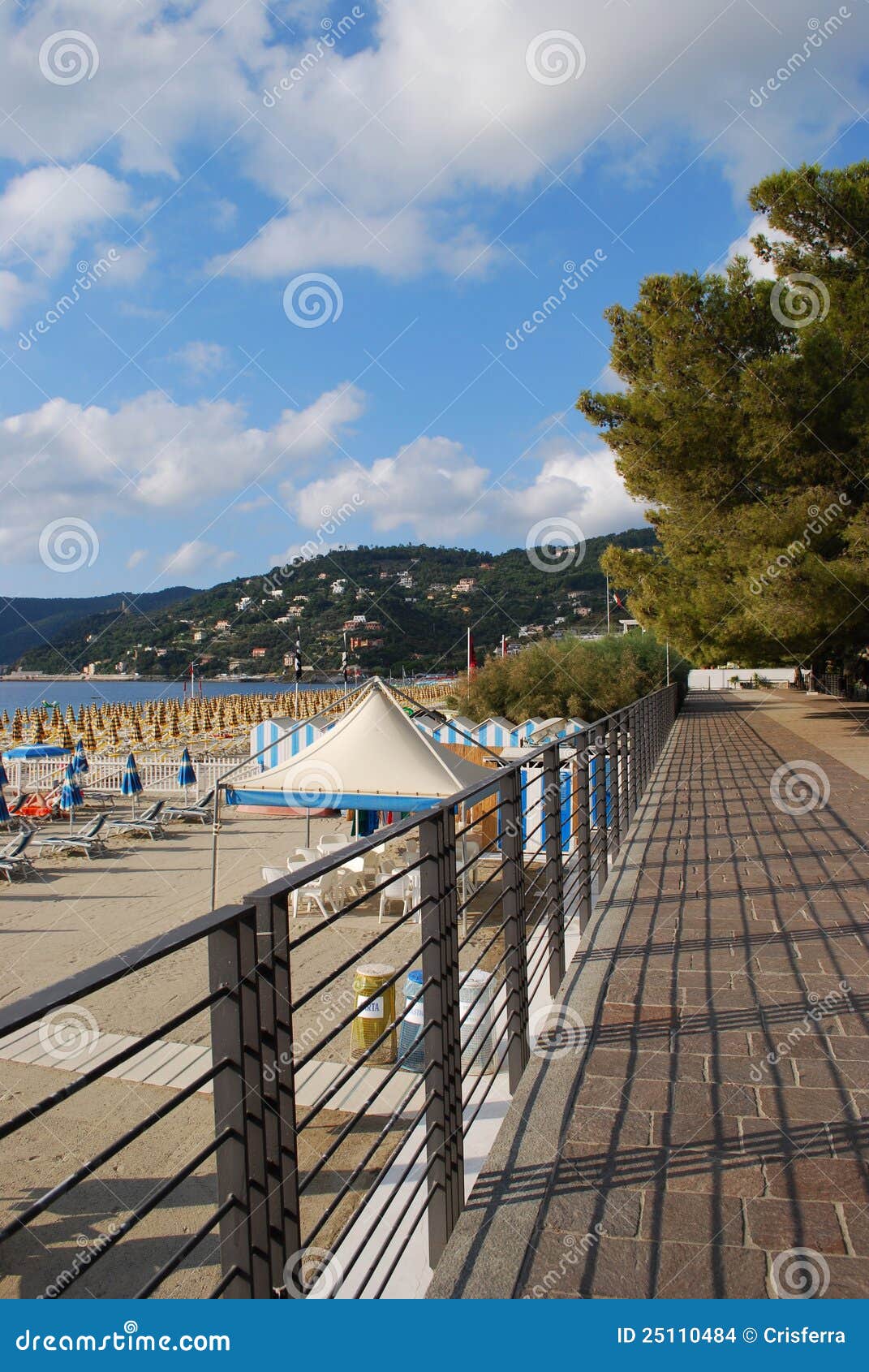 Caminata y playa foto de archivo. Imagen de azul, turista - 25110484
