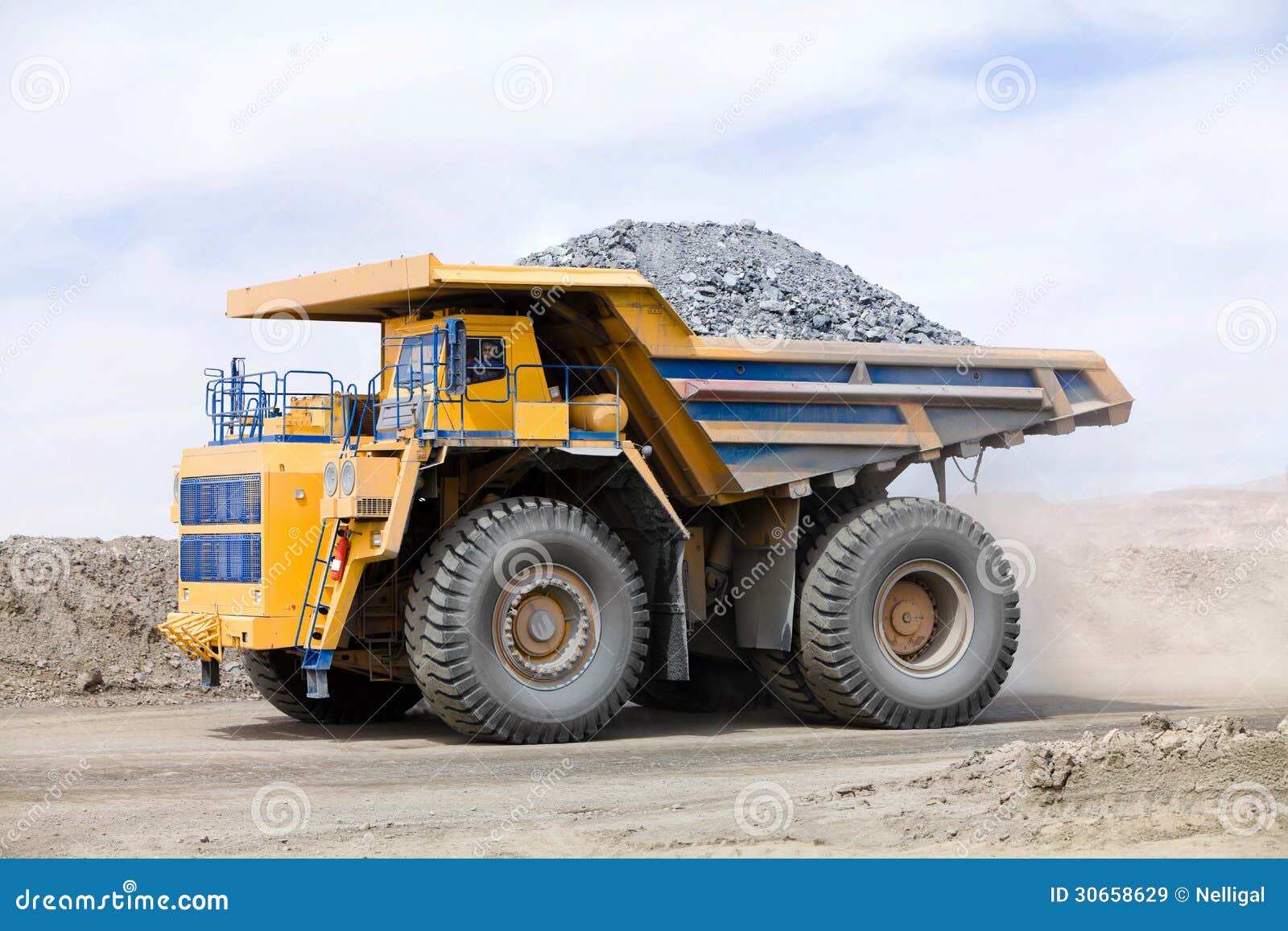 Caminhão basculante imagem de stock. Imagem de diesel - 30658629