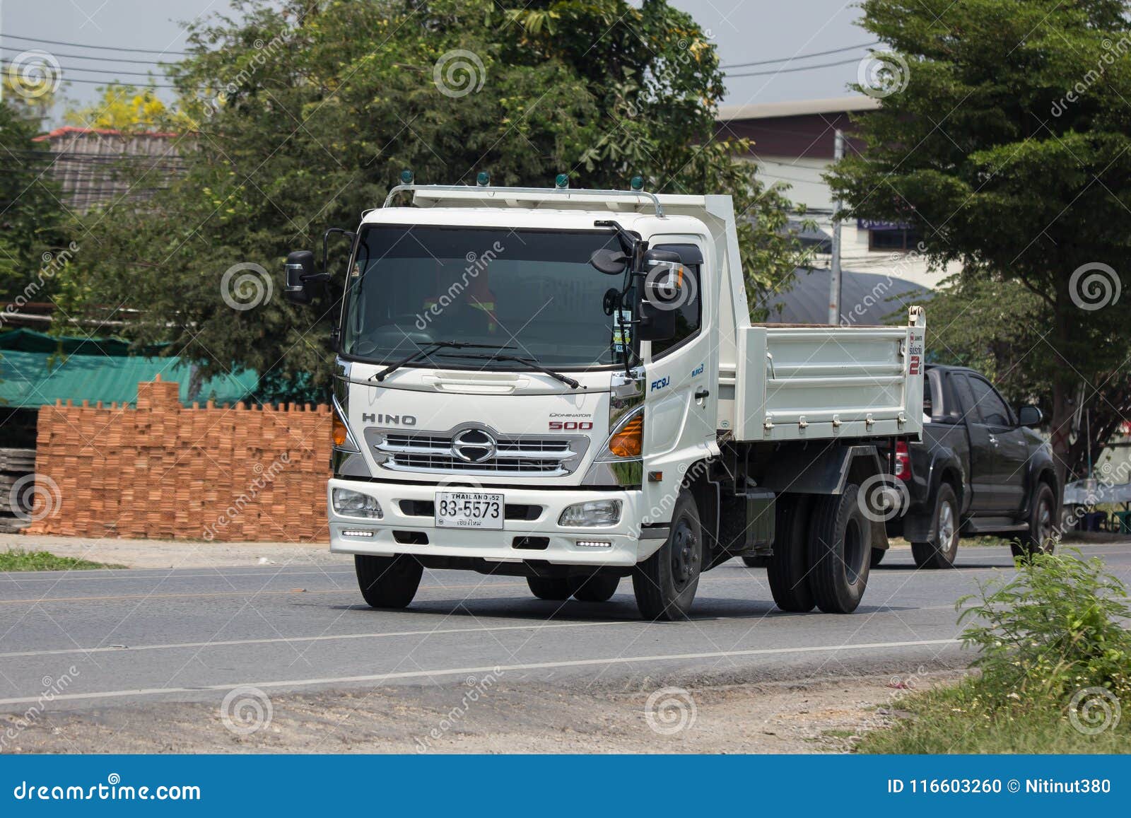Caminhão Basculante Privado De Hino Imagem Editorial - Imagem de ...