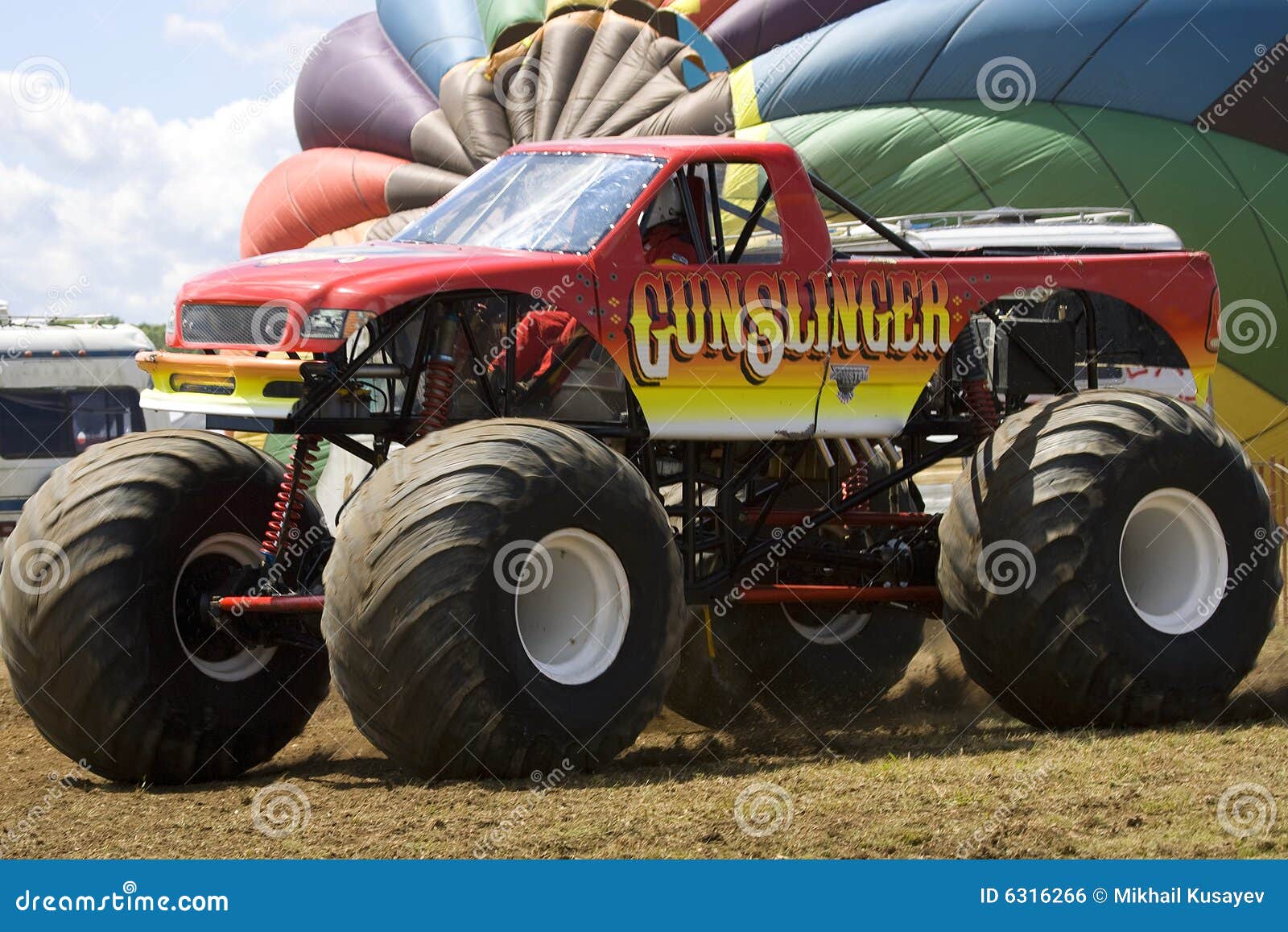 Caminhão De Monstro Na Mostra De Carro Foto de Stock - Imagem de ...
