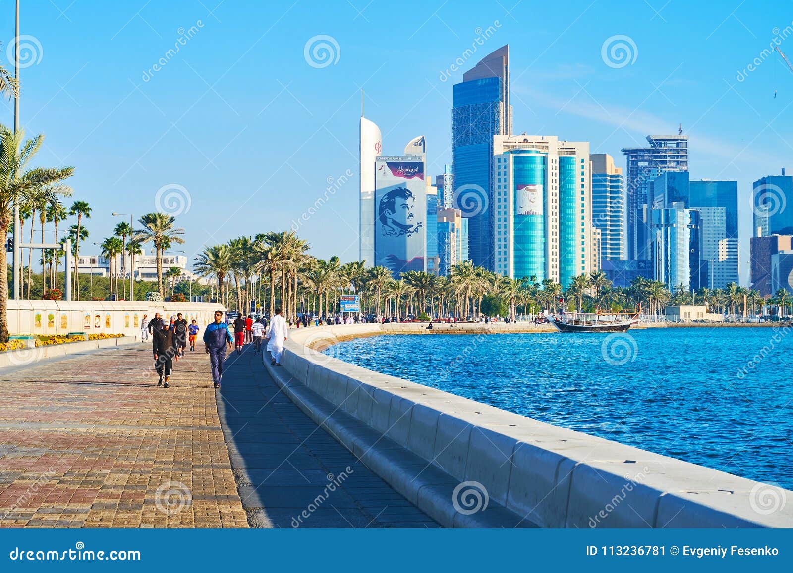 Caminhada Do Beira-mar Em Doha, Catar Foto Editorial - Imagem de urbano ...