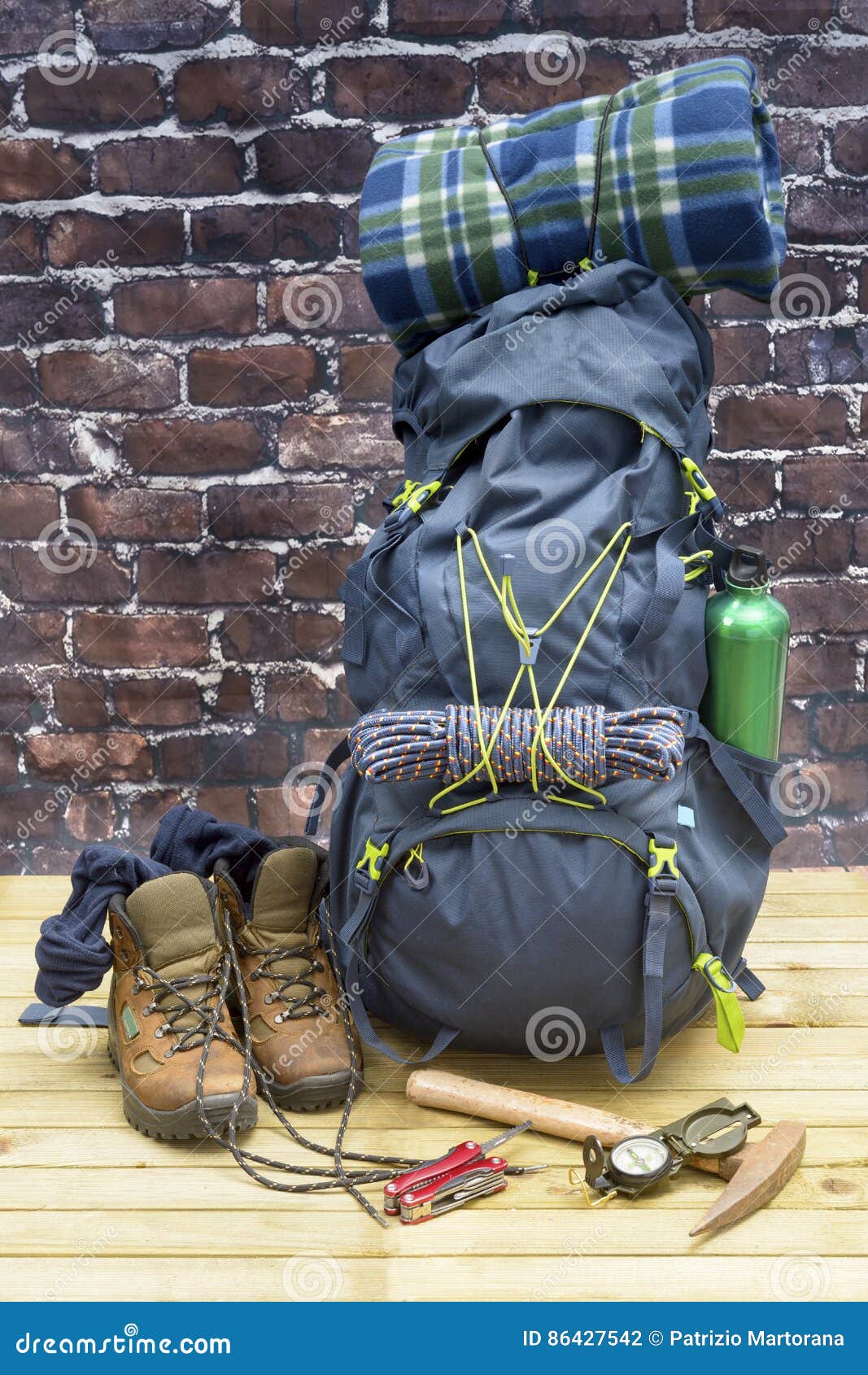 Caminhando O Equipamento, a Mochila, As Botas E a Trouxa Foto de Stock ...