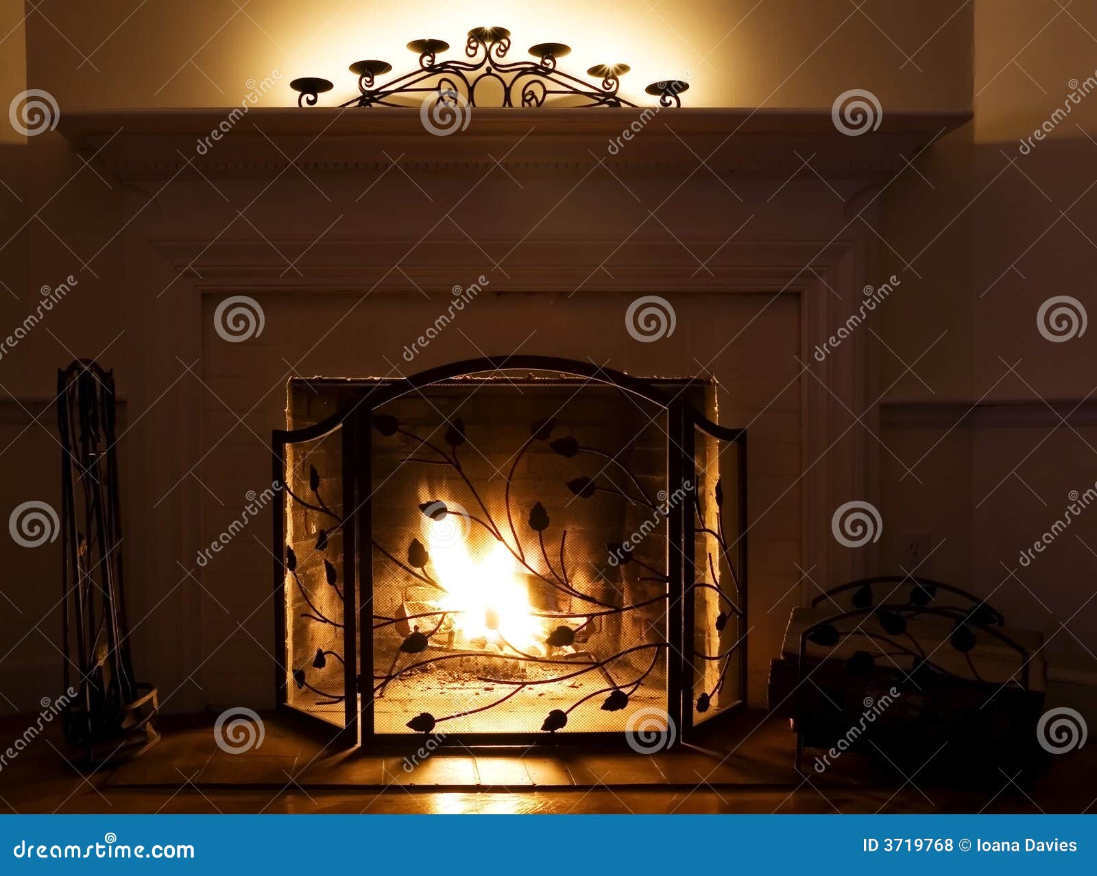 Camino Accogliente Con Fuoco Burning Fotografia Stock - Immagine di ...