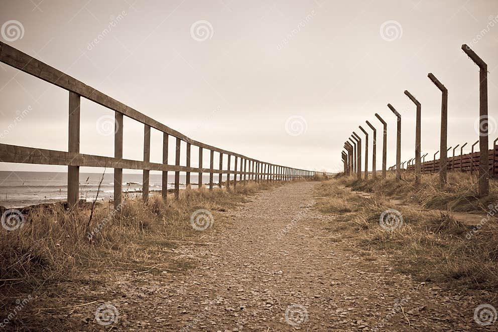 Camino averiado imagen de archivo. Imagen de libre, postes - 28858897