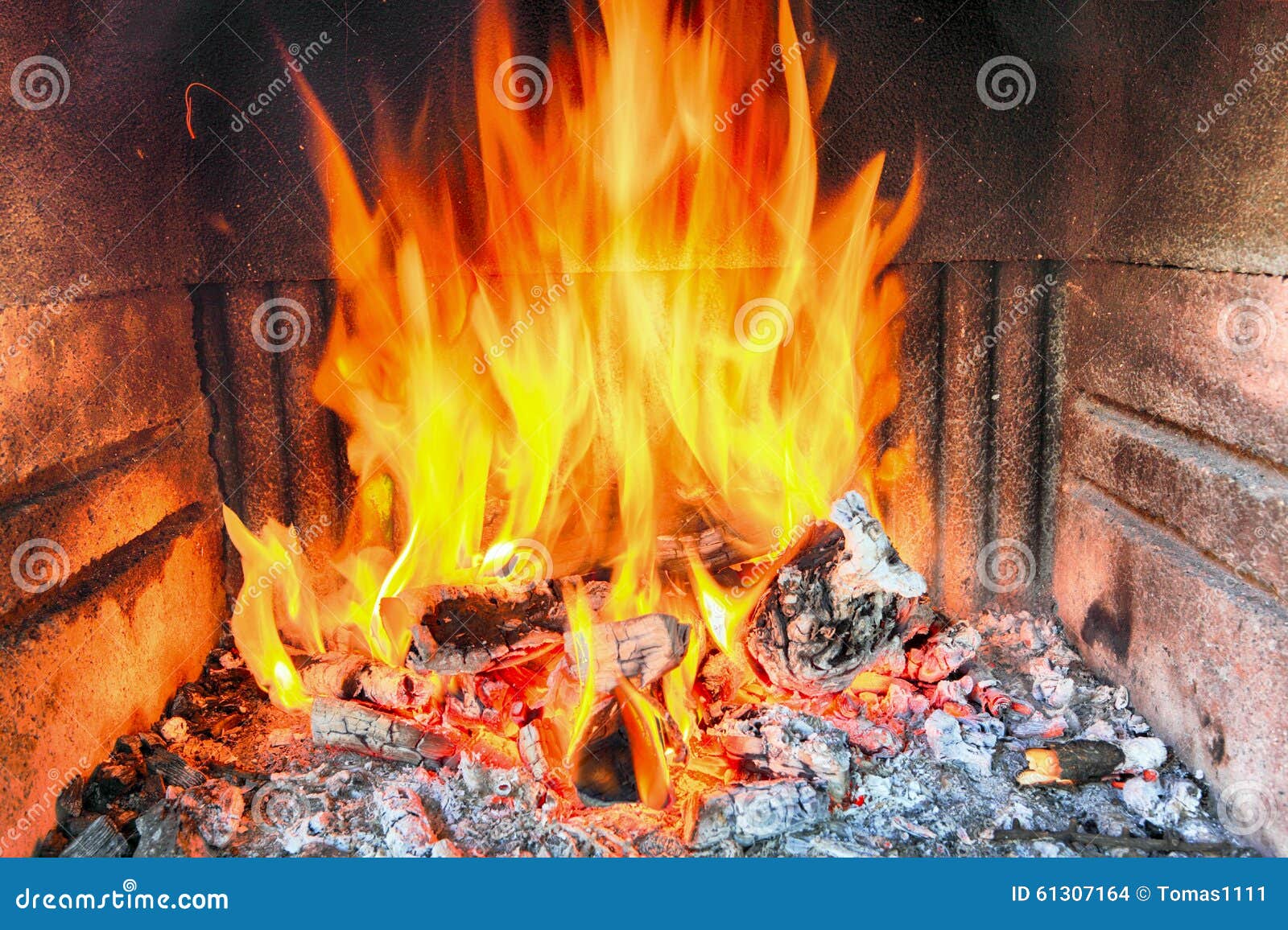 Camino con fuoco fotografia stock. Immagine di nave, forno - 61307164