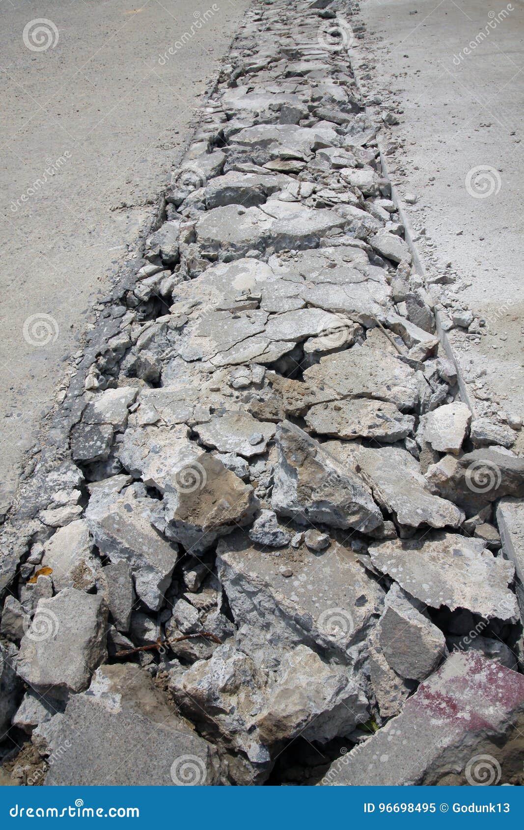 Camino concreto roto imagen de archivo. Imagen de roto - 96698495