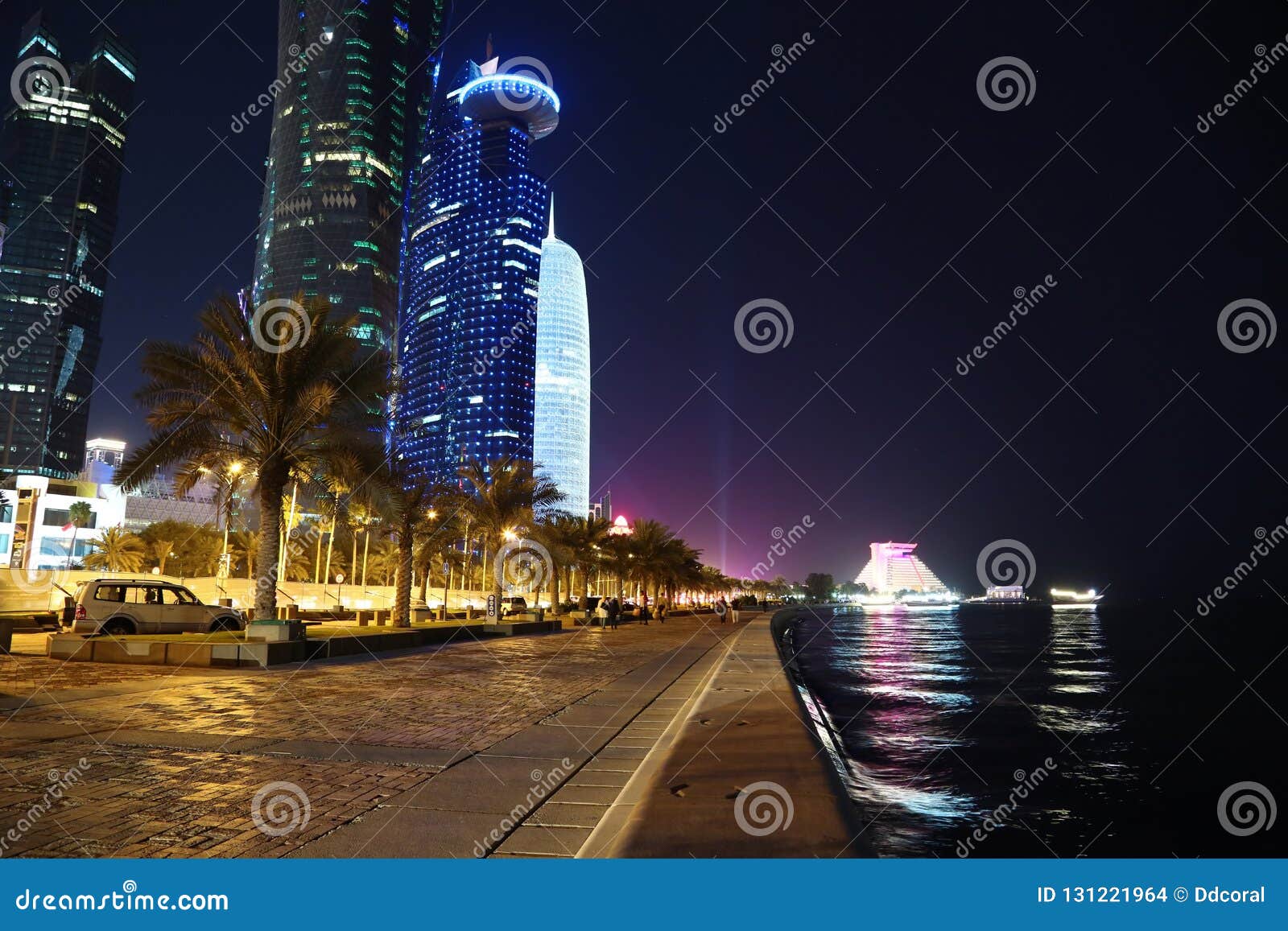 Camino De Corniche En La Ciudad De Doha, Qatar Imagen de archivo ...