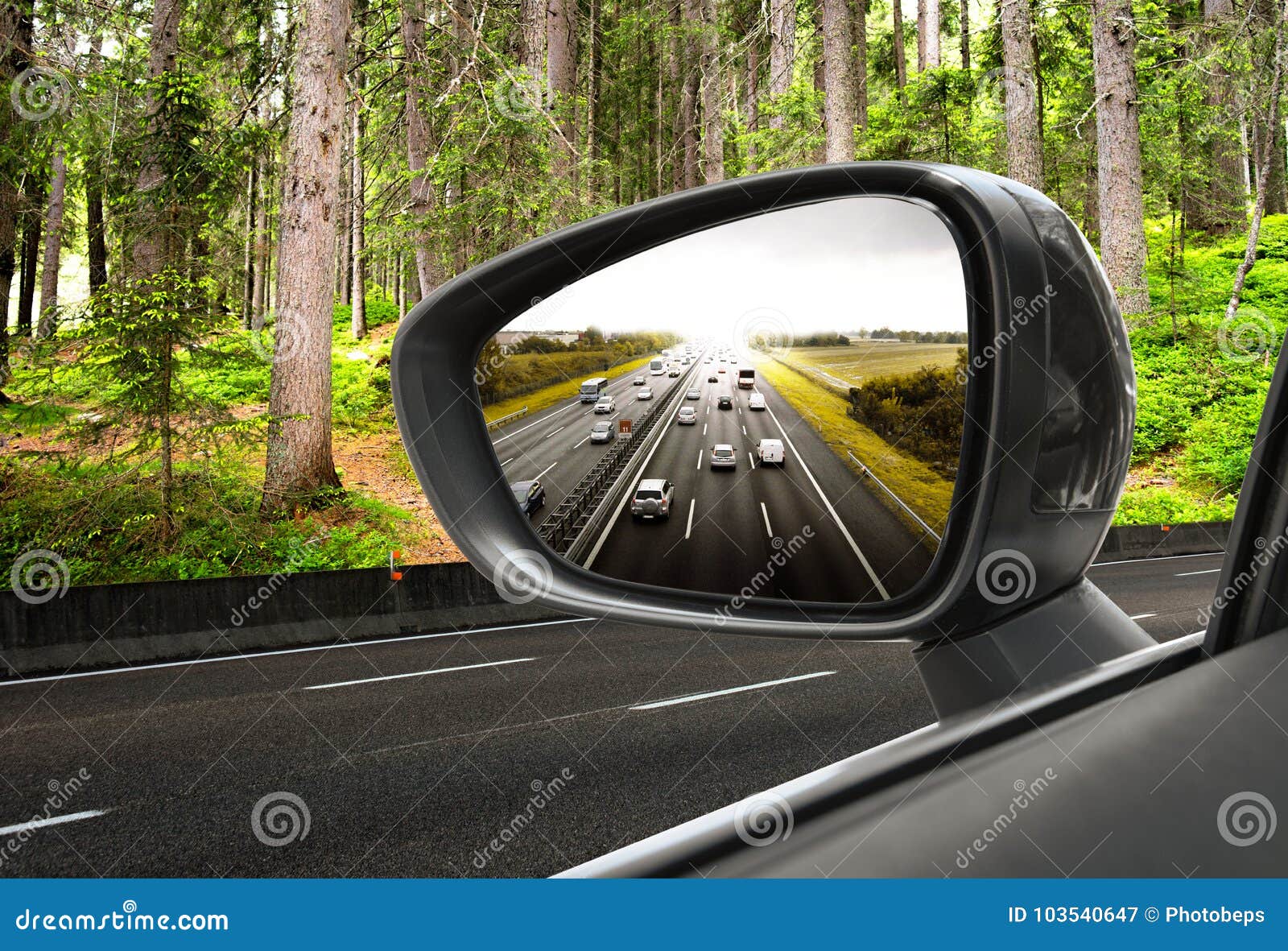 Camino En Espejo Retrovisor Imagen de archivo - Imagen de campo, escena ...