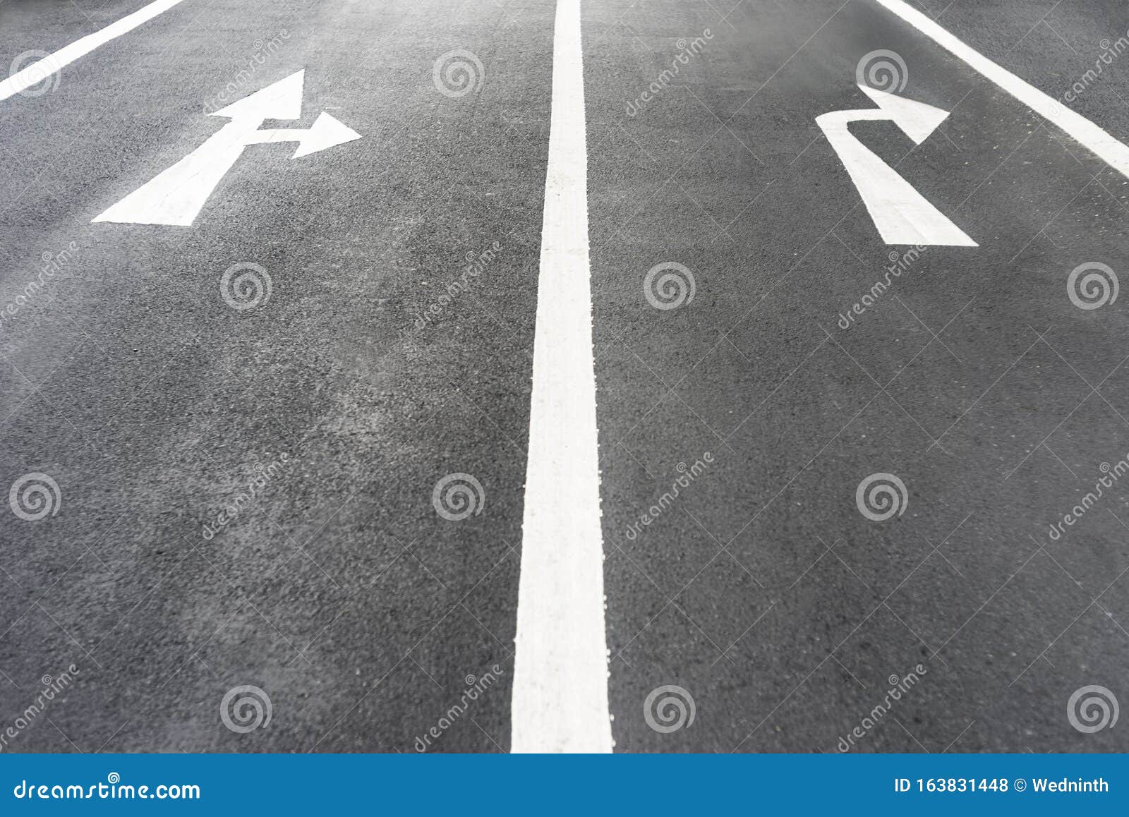Camino Peatonal En Un Cruce De Calles Foto de archivo - Imagen de ...