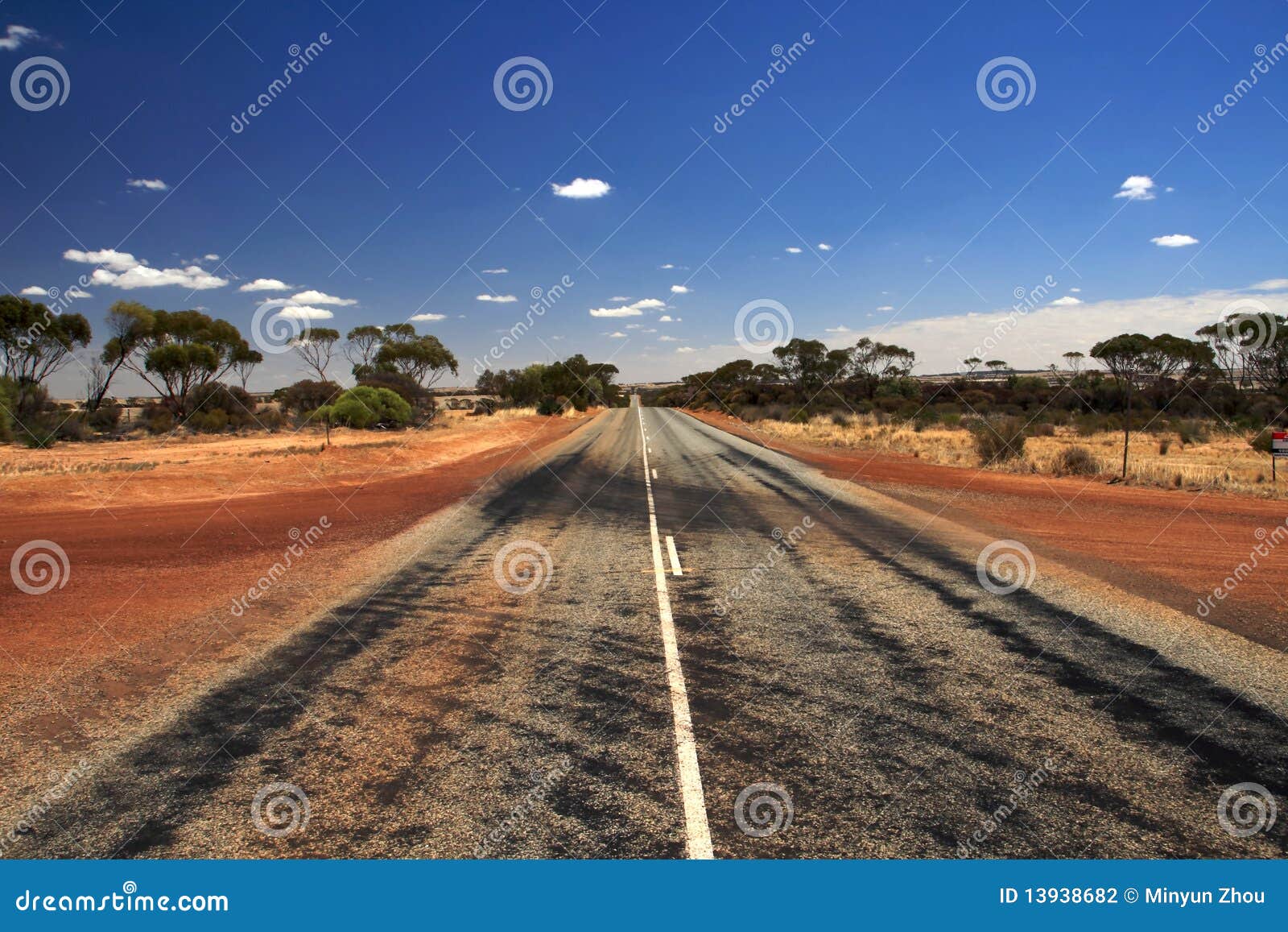 Camino recto del desierto foto de archivo. Imagen de cubo - 13938682