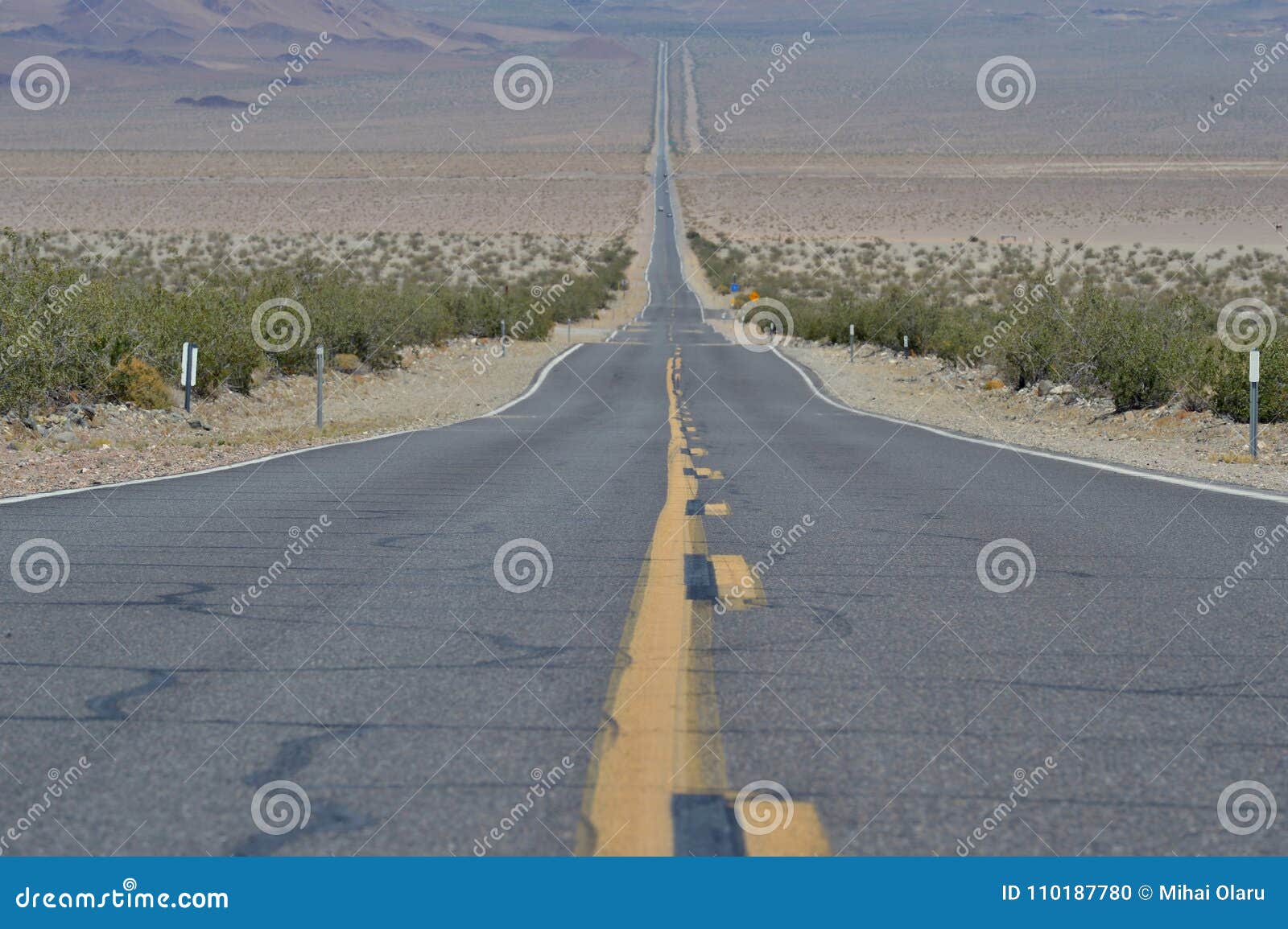 Camino recto en desierto foto de archivo. Imagen de mantener - 110187780
