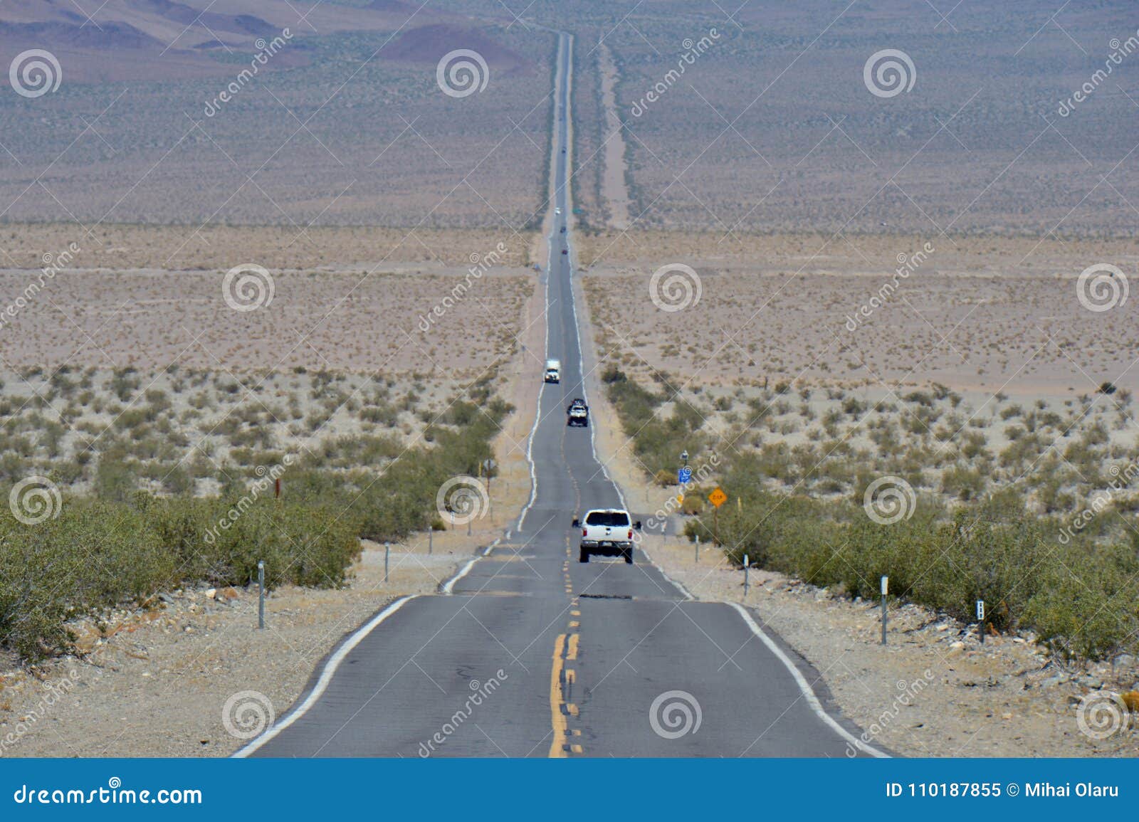 Camino recto en desierto imagen de archivo. Imagen de feliz - 110187855