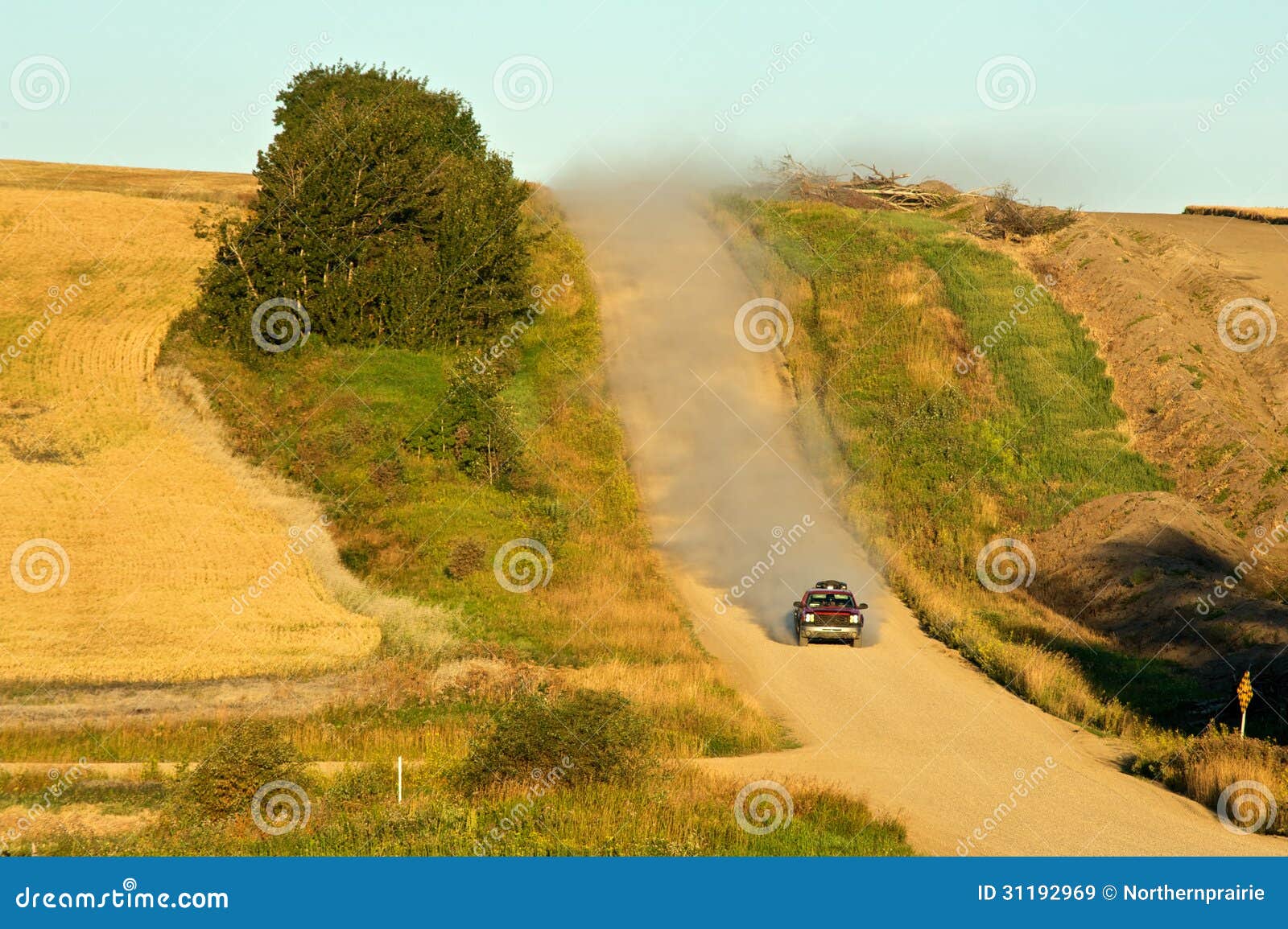 Camino rural con el camión imagen de archivo. Imagen de agricultura ...