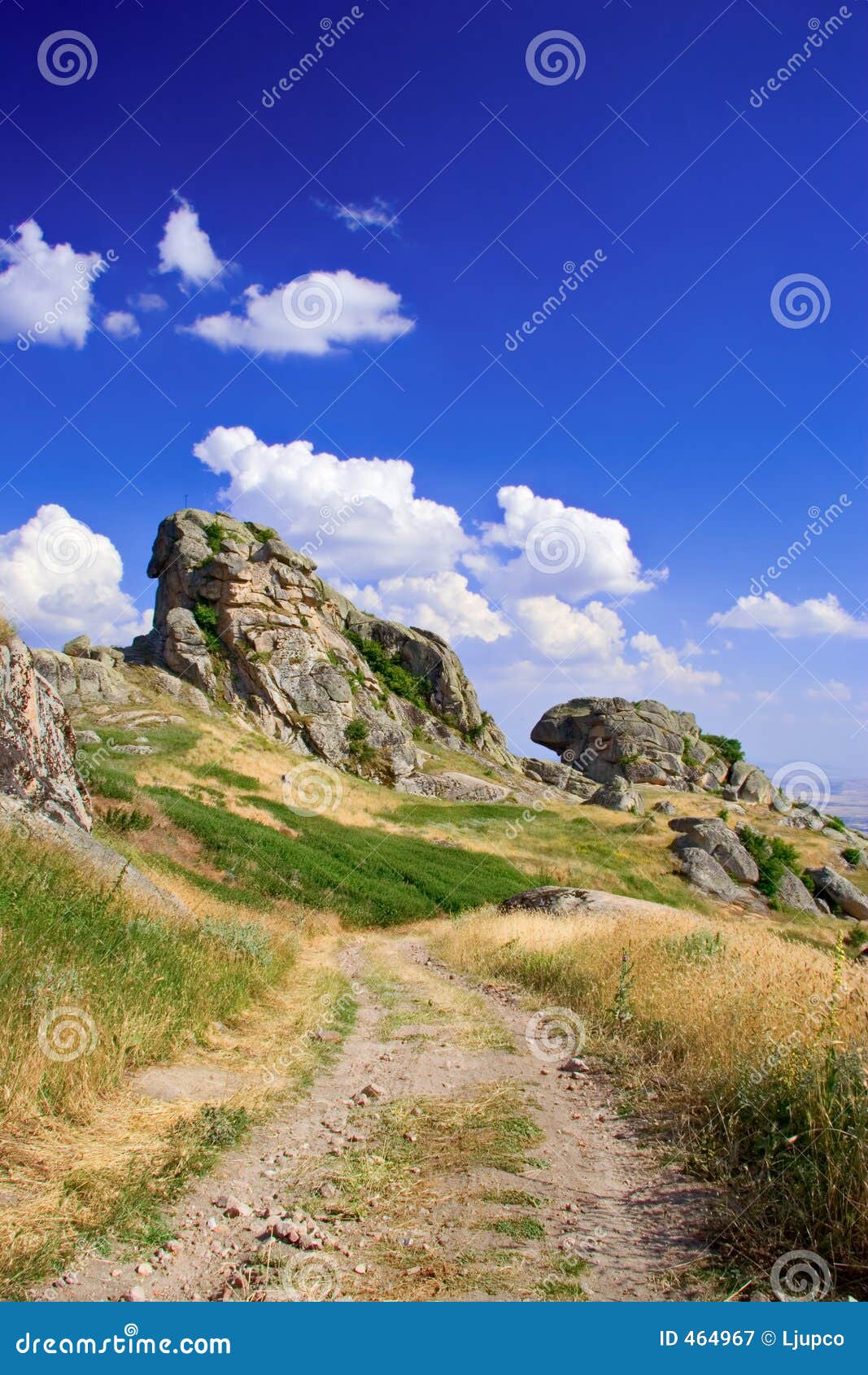 Camino y rocas de la grava imagen de archivo. Imagen de pintoresco - 464967