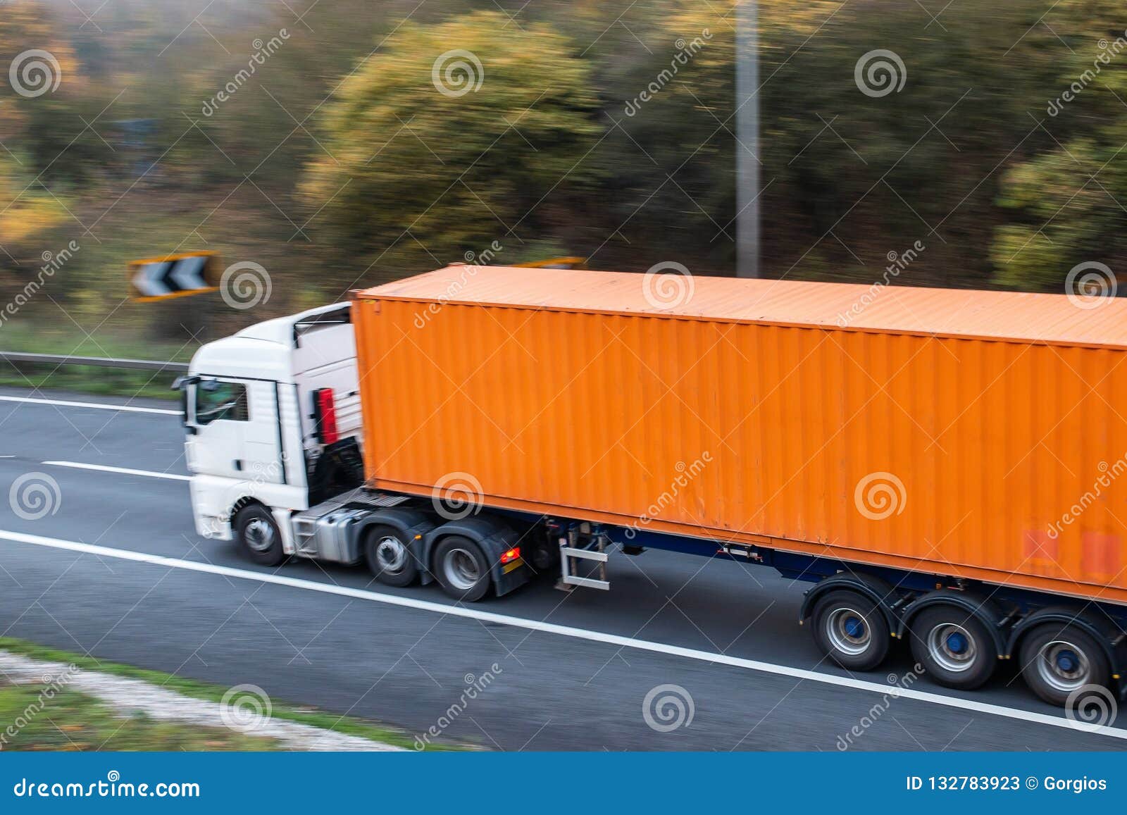 Camion Con Il Container Sulla Strada Immagine Stock - Immagine di cielo ...