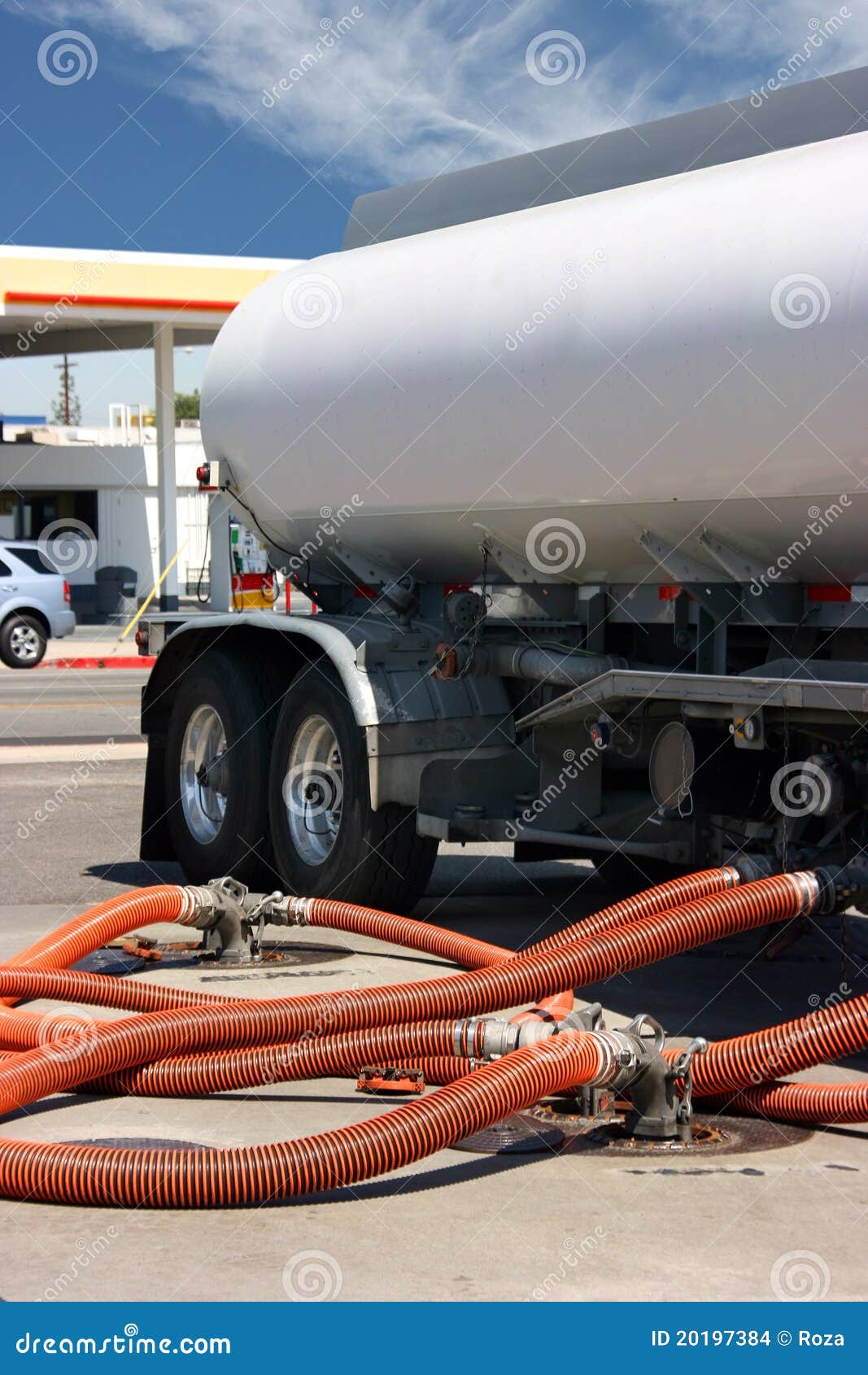 Camion d'essence photo stock. Image du camion, essence - 20197384