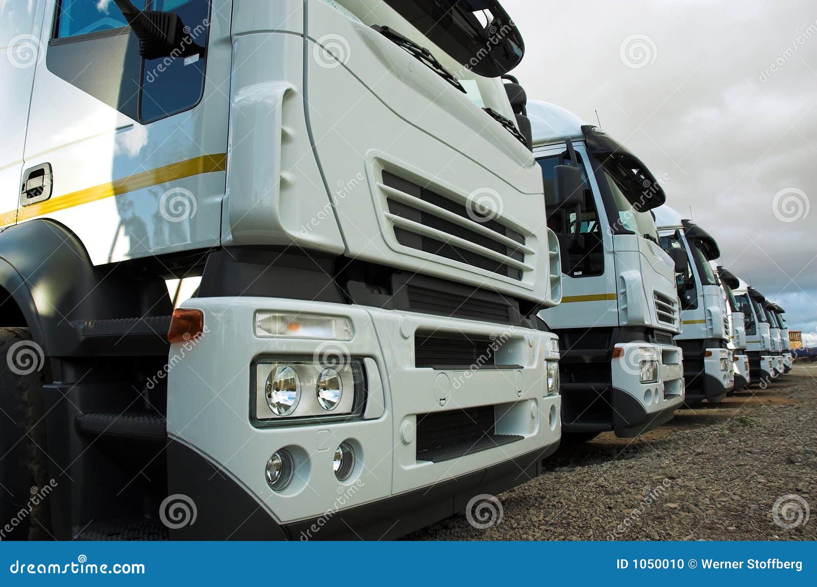 Camion de cargaison photo stock. Image du portez, camionnage - 1050010