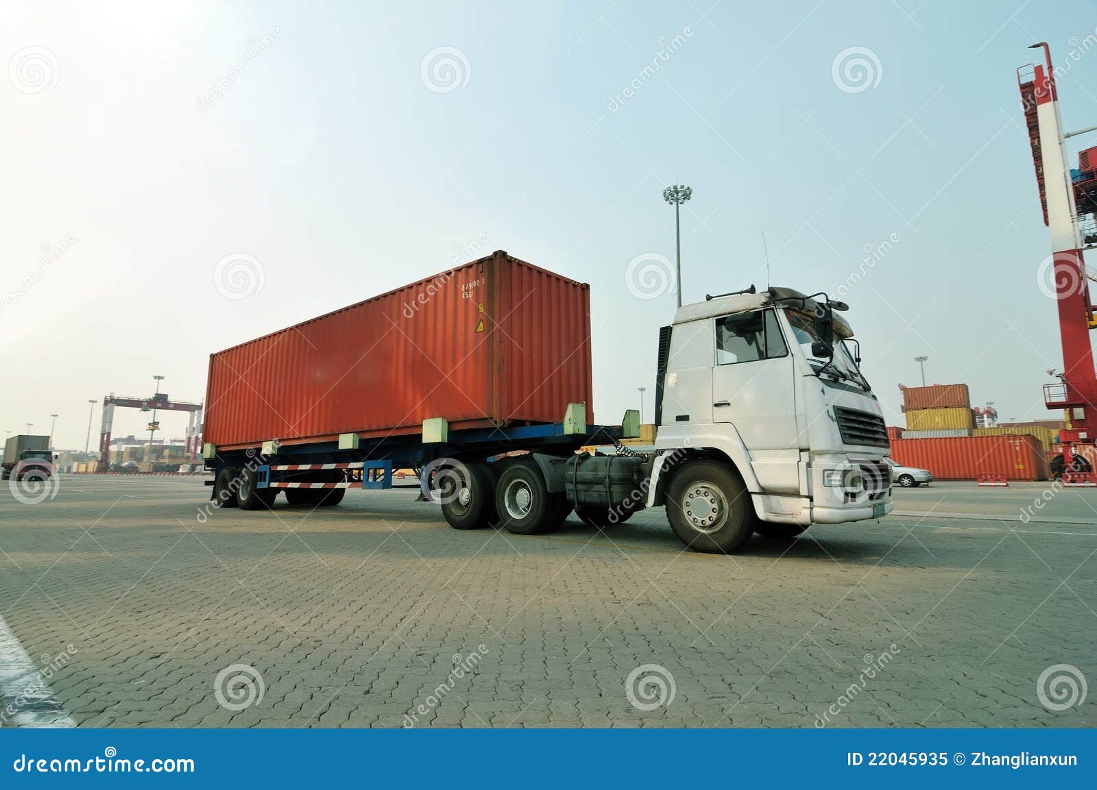 Camion de conteneur image stock. Image du cadre, chargement - 22045935