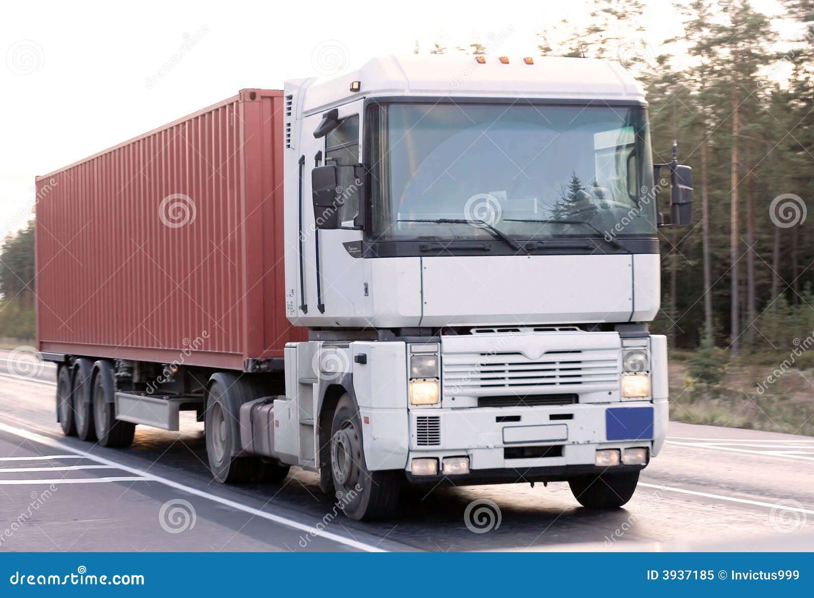Camion de conteneur image stock. Image du nuageux, chargement - 3937185