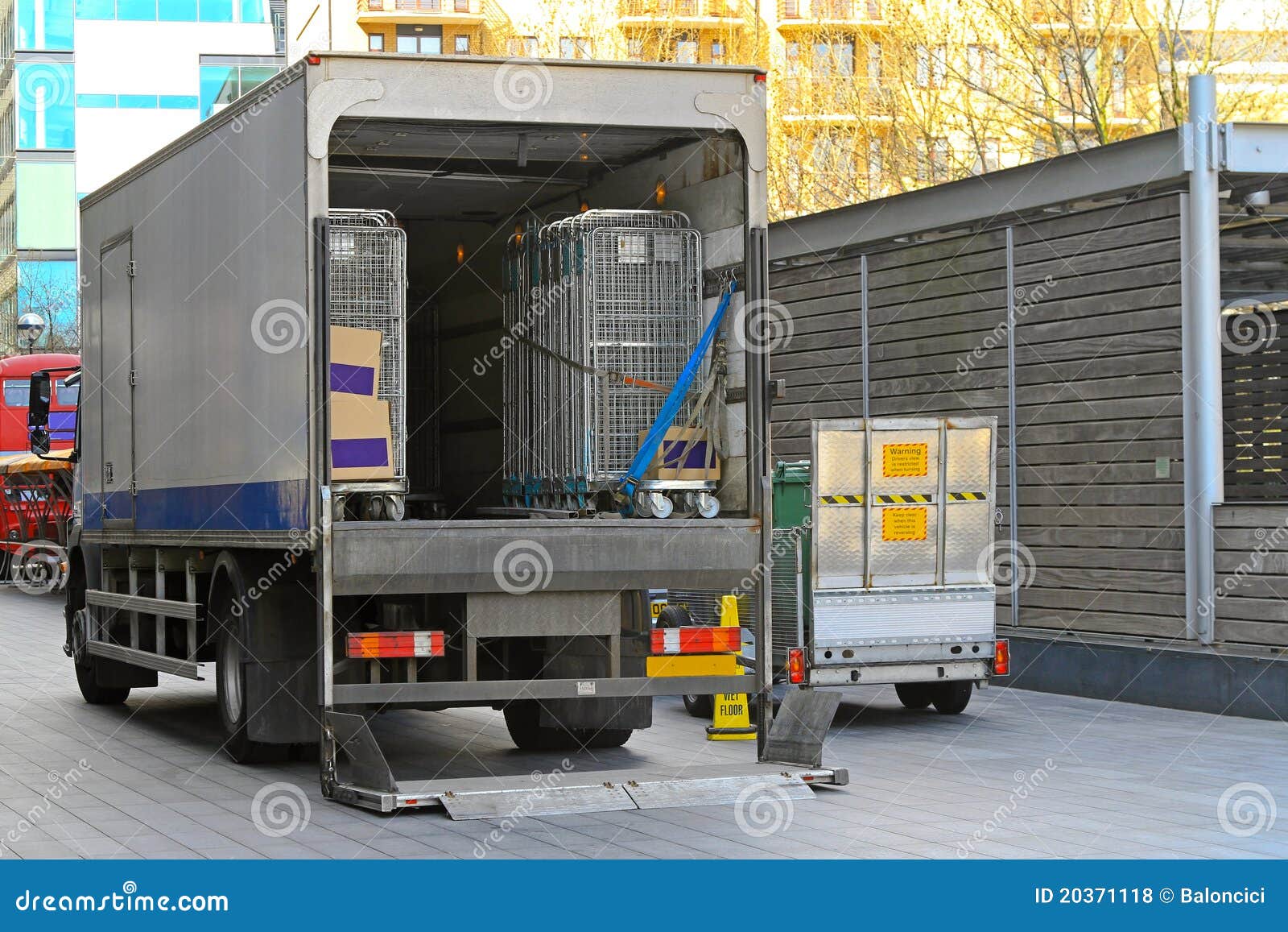 Camion de distribution photo stock. Image du commercial - 20371118