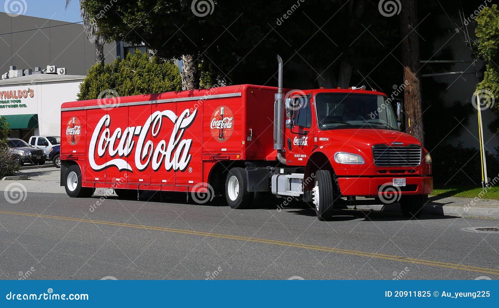 Camion De Distribution De Coca-cola Image éditorial - Image du société ...