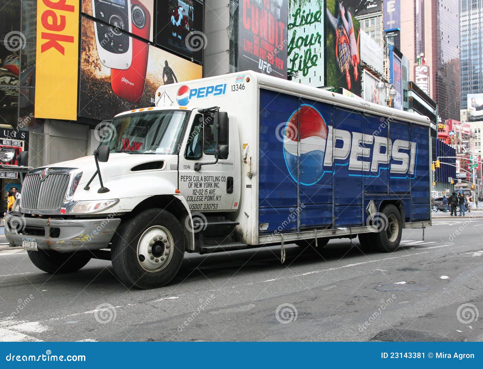 Camion De Distribution De Pepsi-cola Photo éditorial - Image du place ...