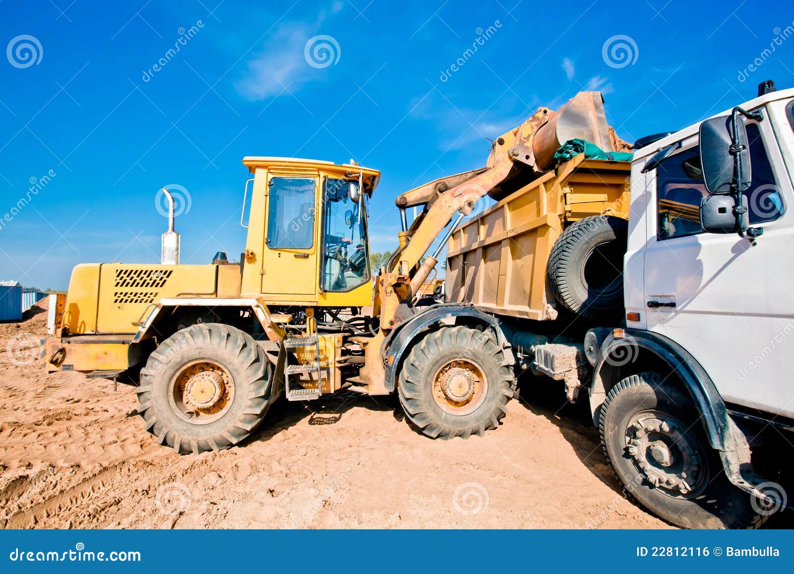 Camion De Dumper De Charge De Machine De Chargeur De Roue Photo stock ...