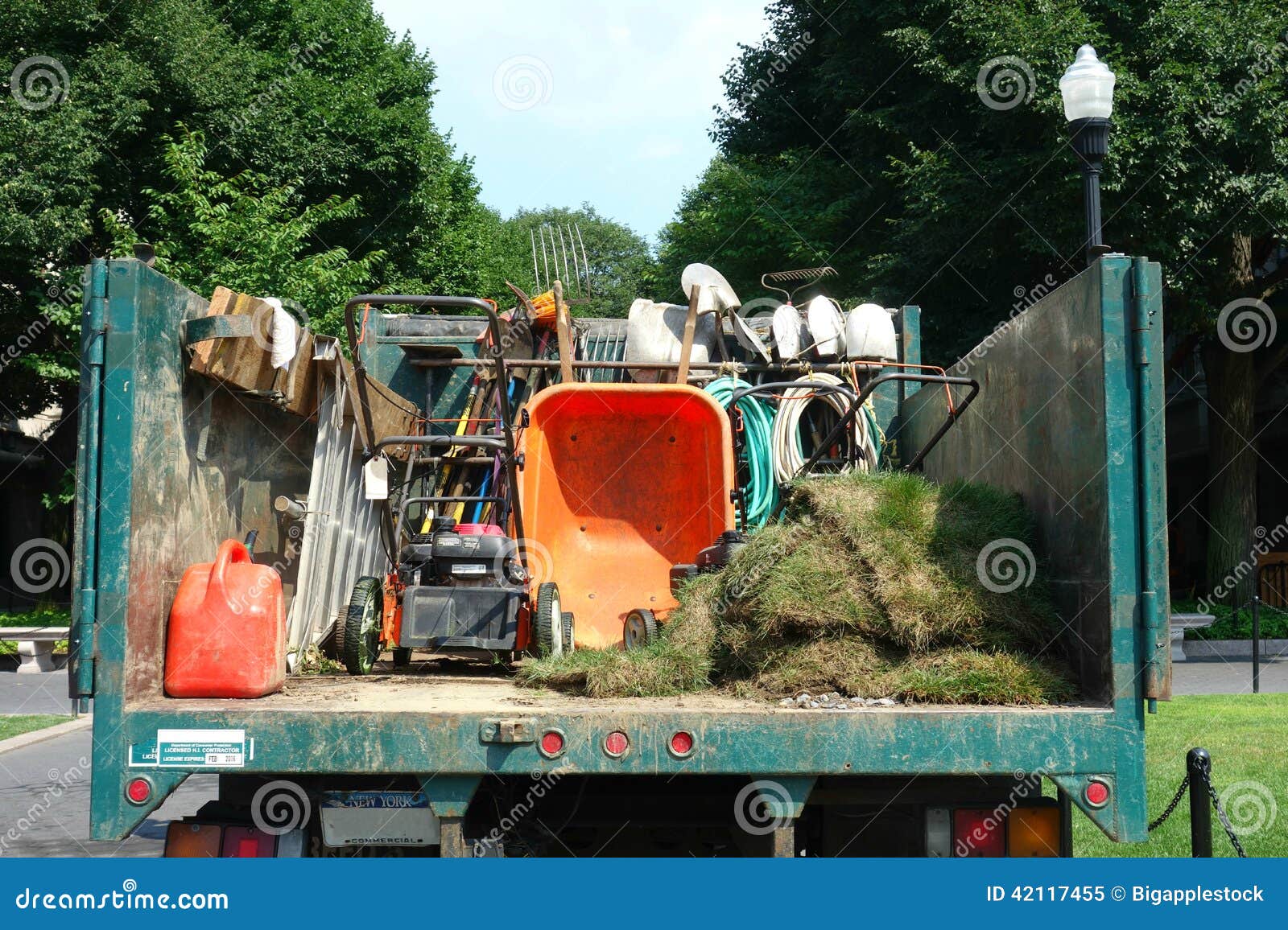Camion de jardinage image stock. Image du herbe, outils - 42117455