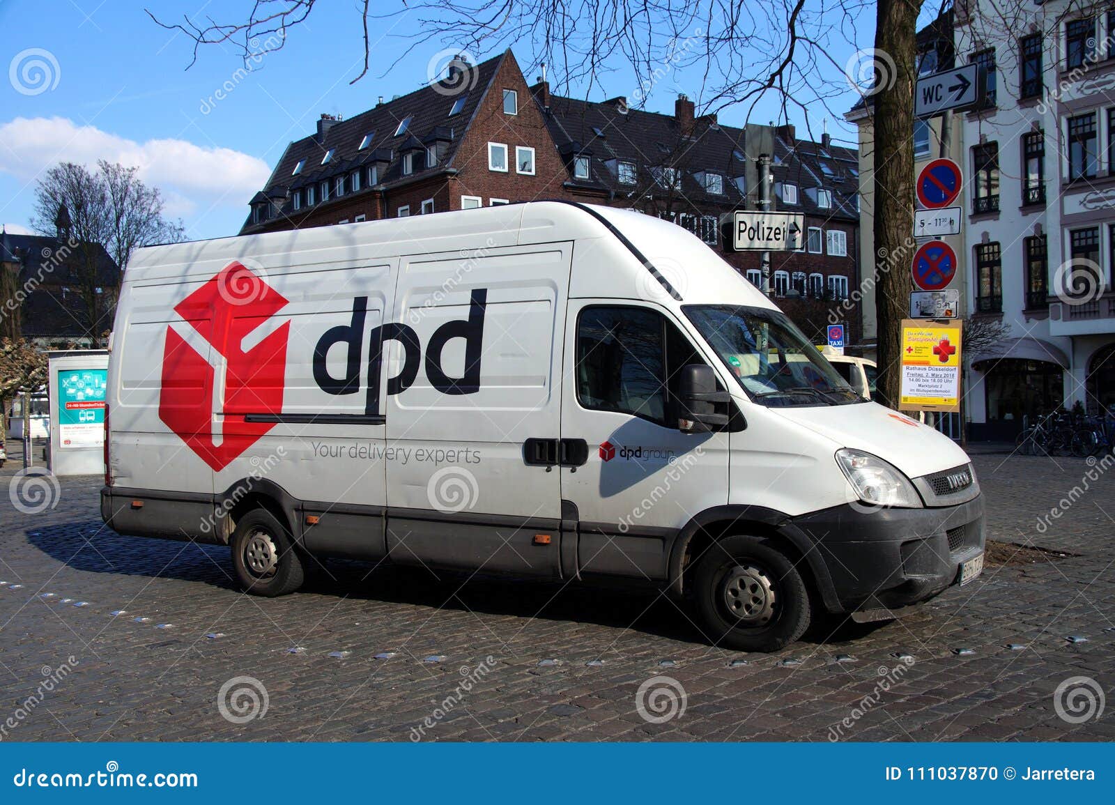 Camion De Livraison Dynamique De La Distribution DPD Iveco De Colis ...