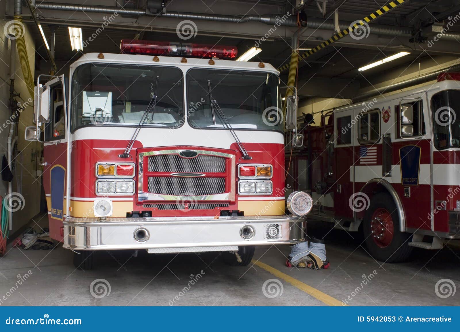Camion de pompiers image stock. Image du santé, pompiers - 5942053