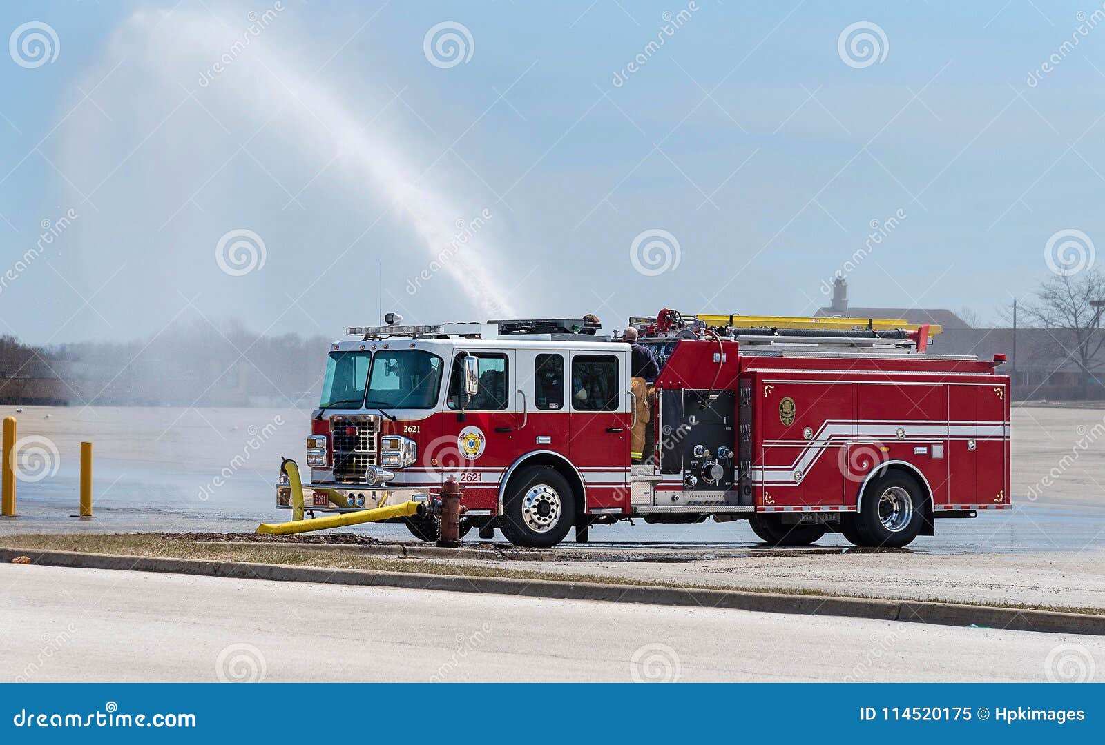Camion De Pompiers Rouge Dans L'action Image stock - Image du camion ...