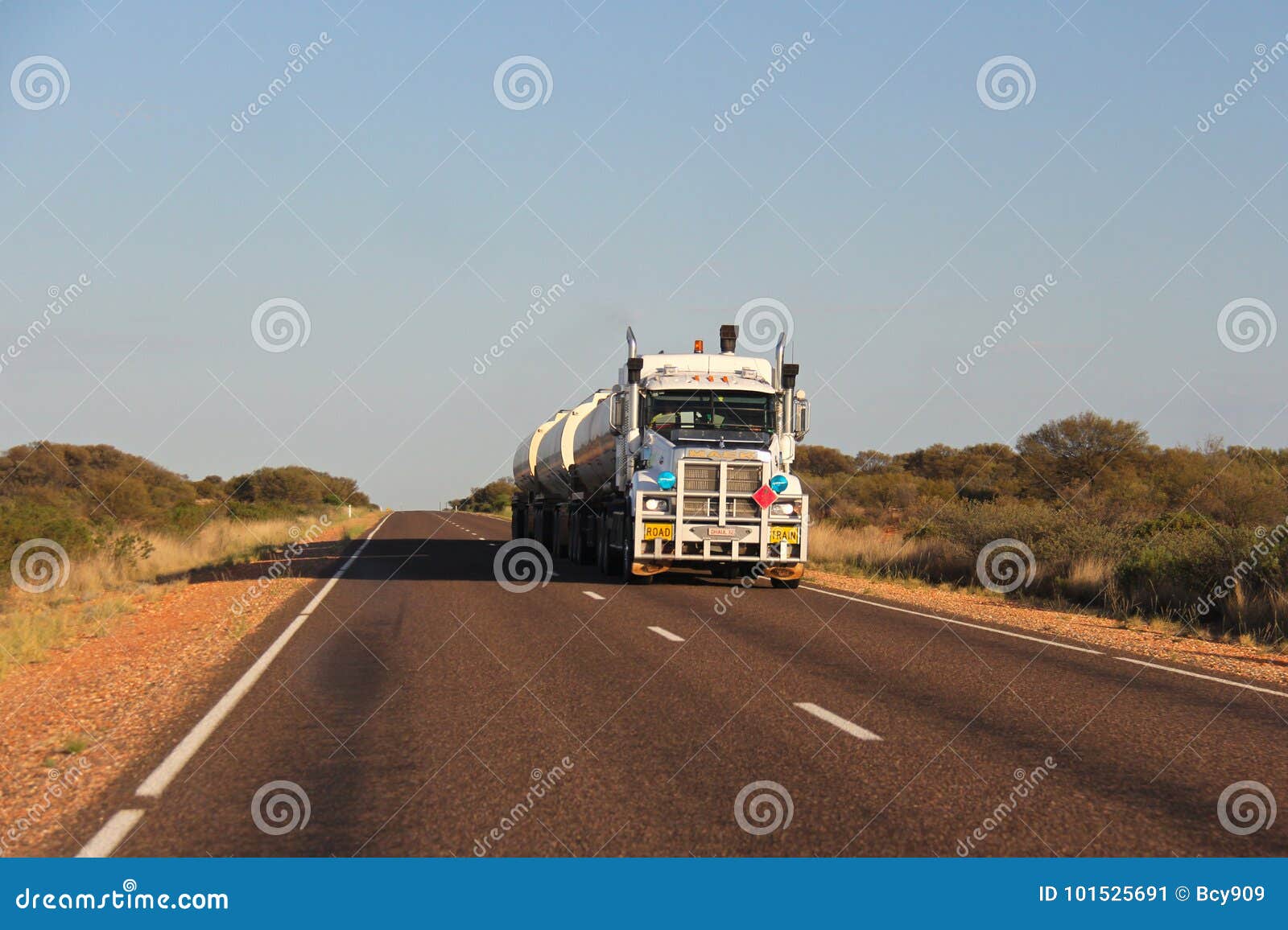 Camion de train routier photo éditorial. Image du lourd - 101525691