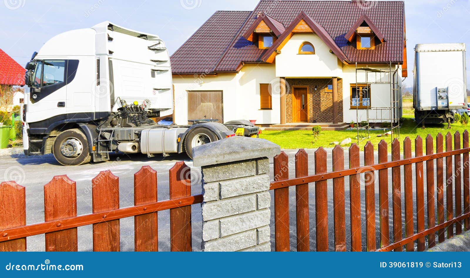 Camion Devant La Maison Suburbaine Image stock - Image of piquet ...