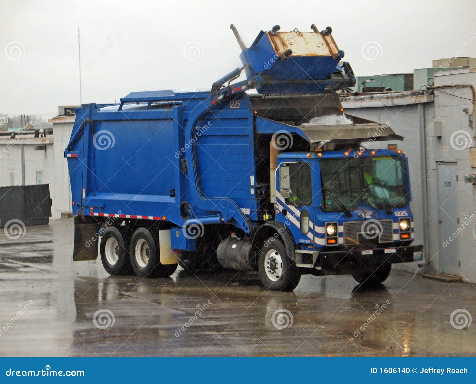 Camion di rifiuti fotografia stock. Immagine di industriale - 1606140