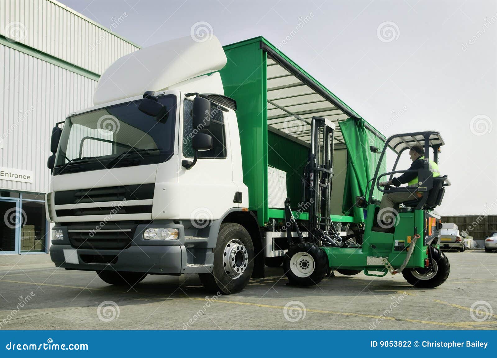 Camion et distribution photo stock. Image du occupé, distribution - 9053822