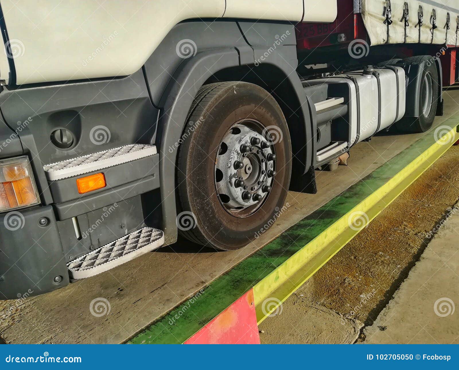 Camion Sur Le Pont De Poids Photo stock - Image du aile, pneu: 102705050