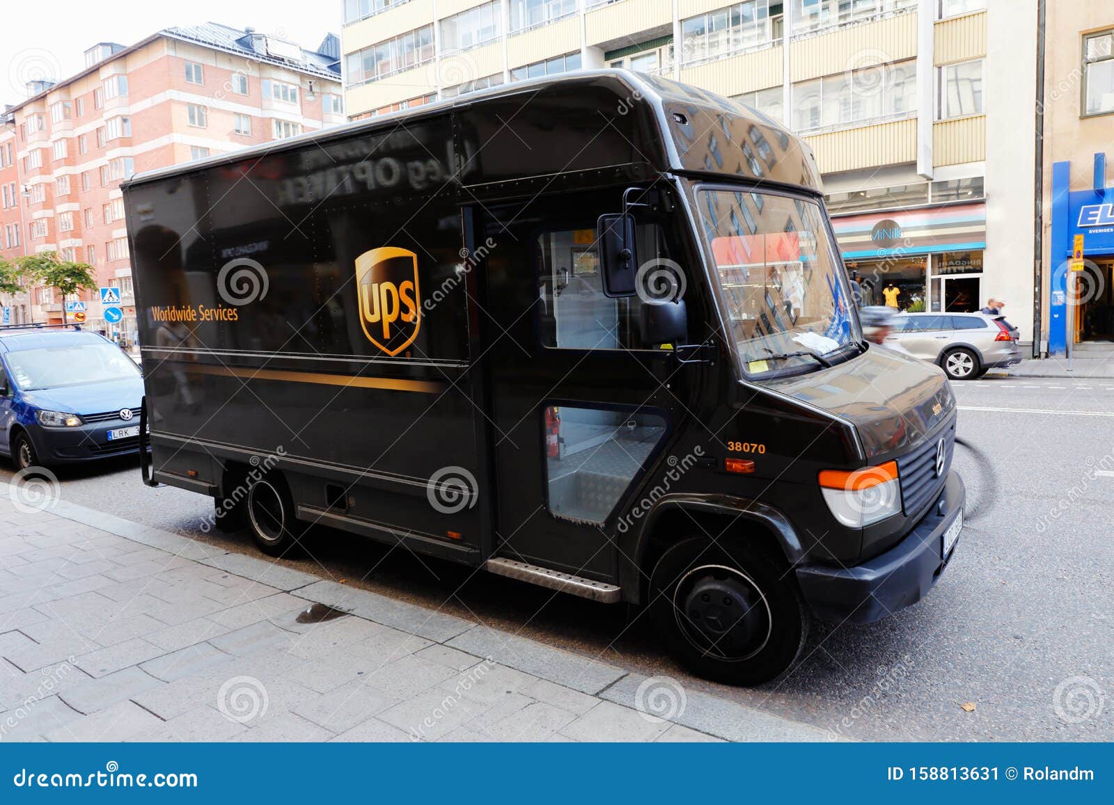 Camioneta de entrega UPS foto editorial. Imagen de insignia - 158813631