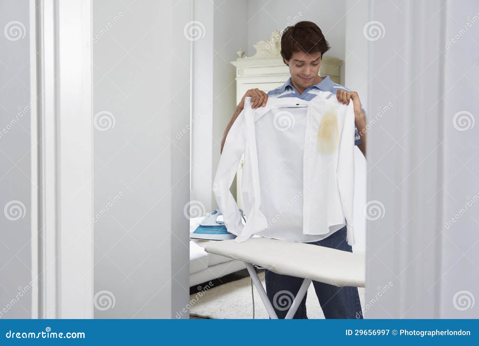 Camisa Quemada Tenencia Del Hombre Imagen de archivo - Imagen de medio ...