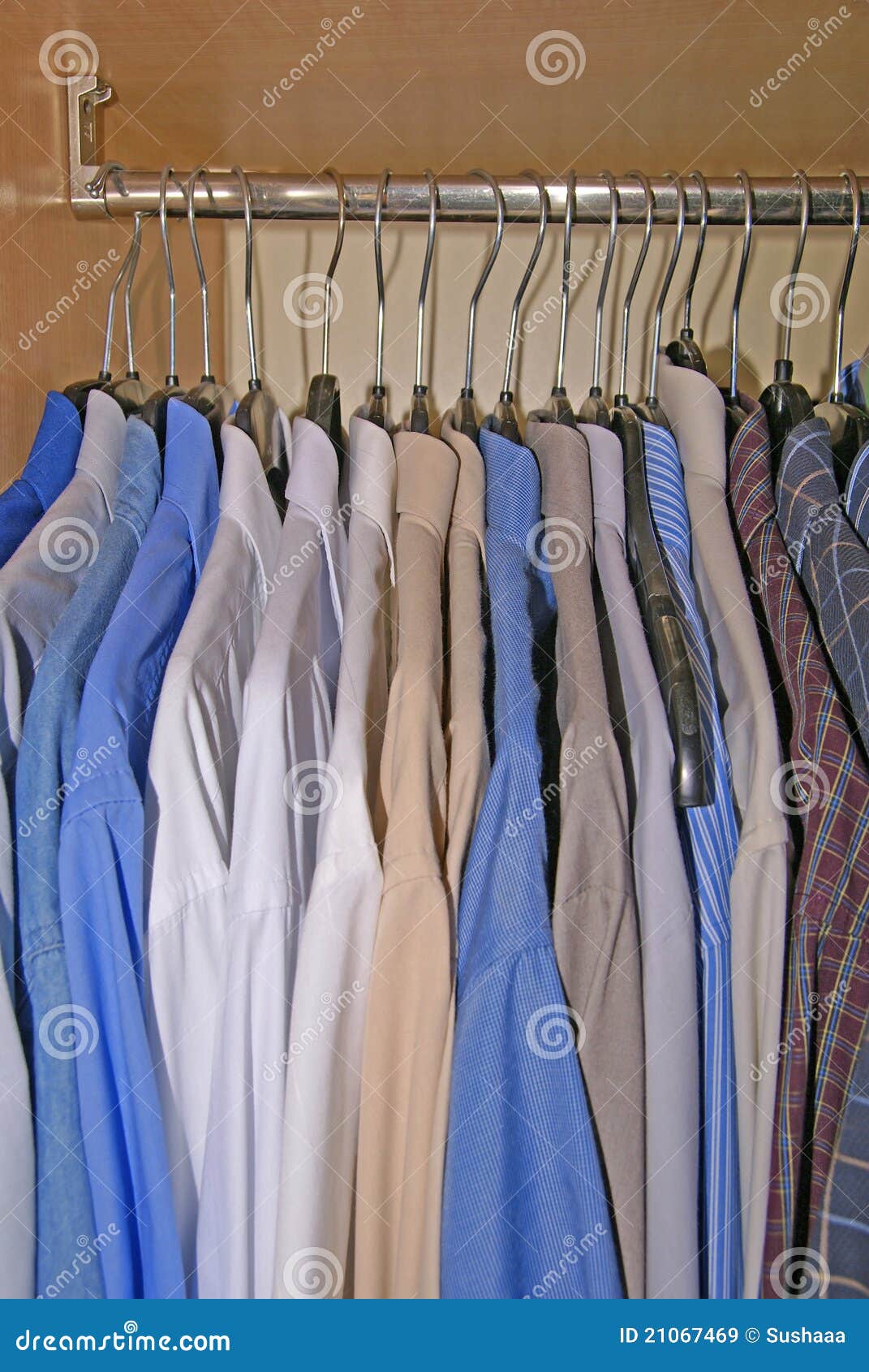 Camisas en guardarropa imagen de archivo. Imagen de guardarropa - 21067469