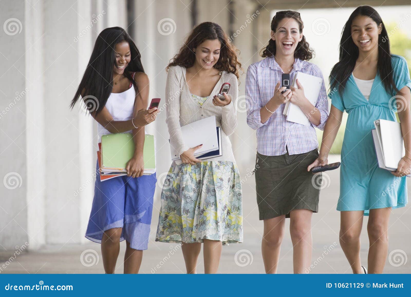 Camminare Adolescente Quattro Insieme. Immagine Stock - Immagine di ...