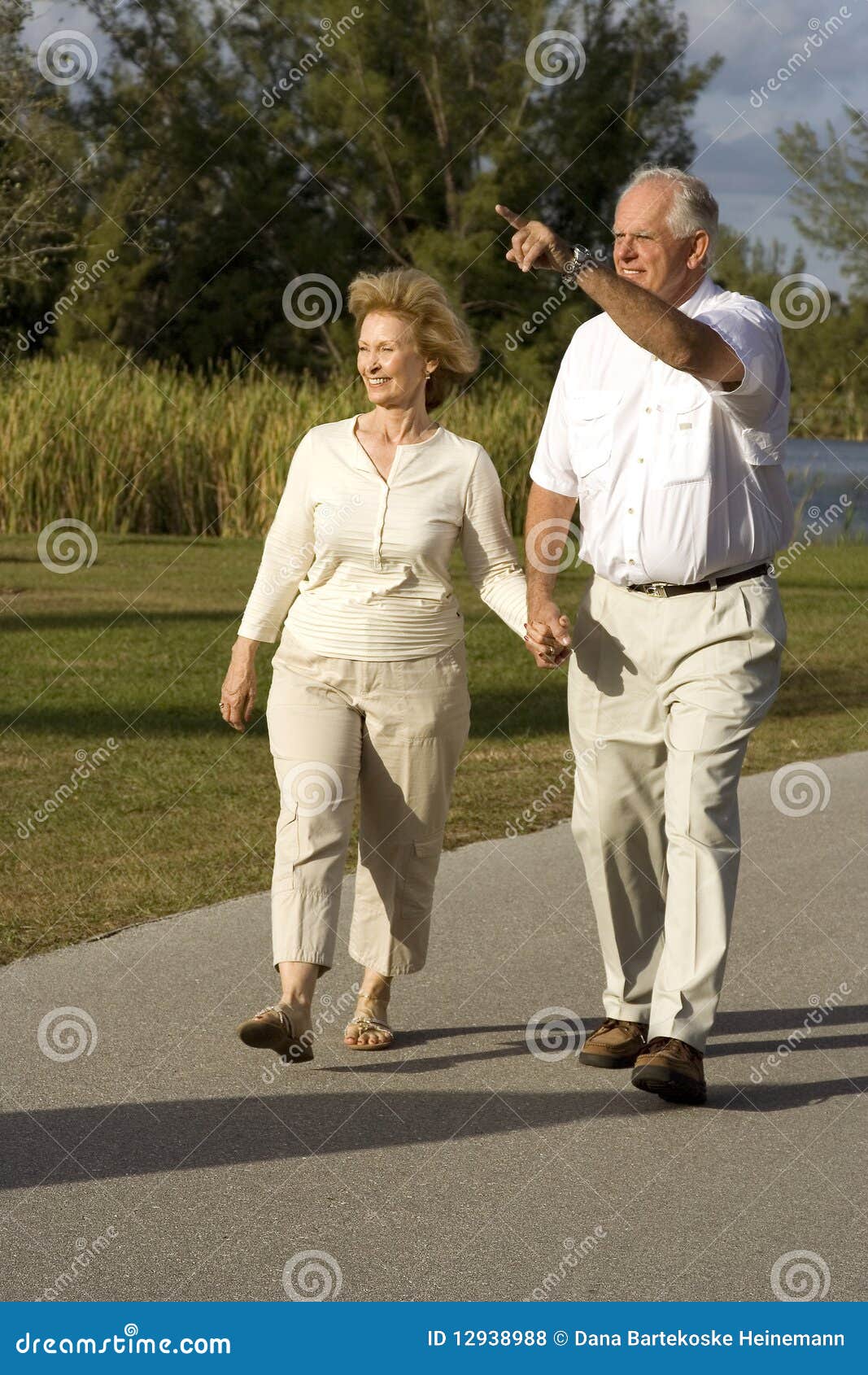 Camminare degli anziani fotografia stock. Immagine di salute - 12938988