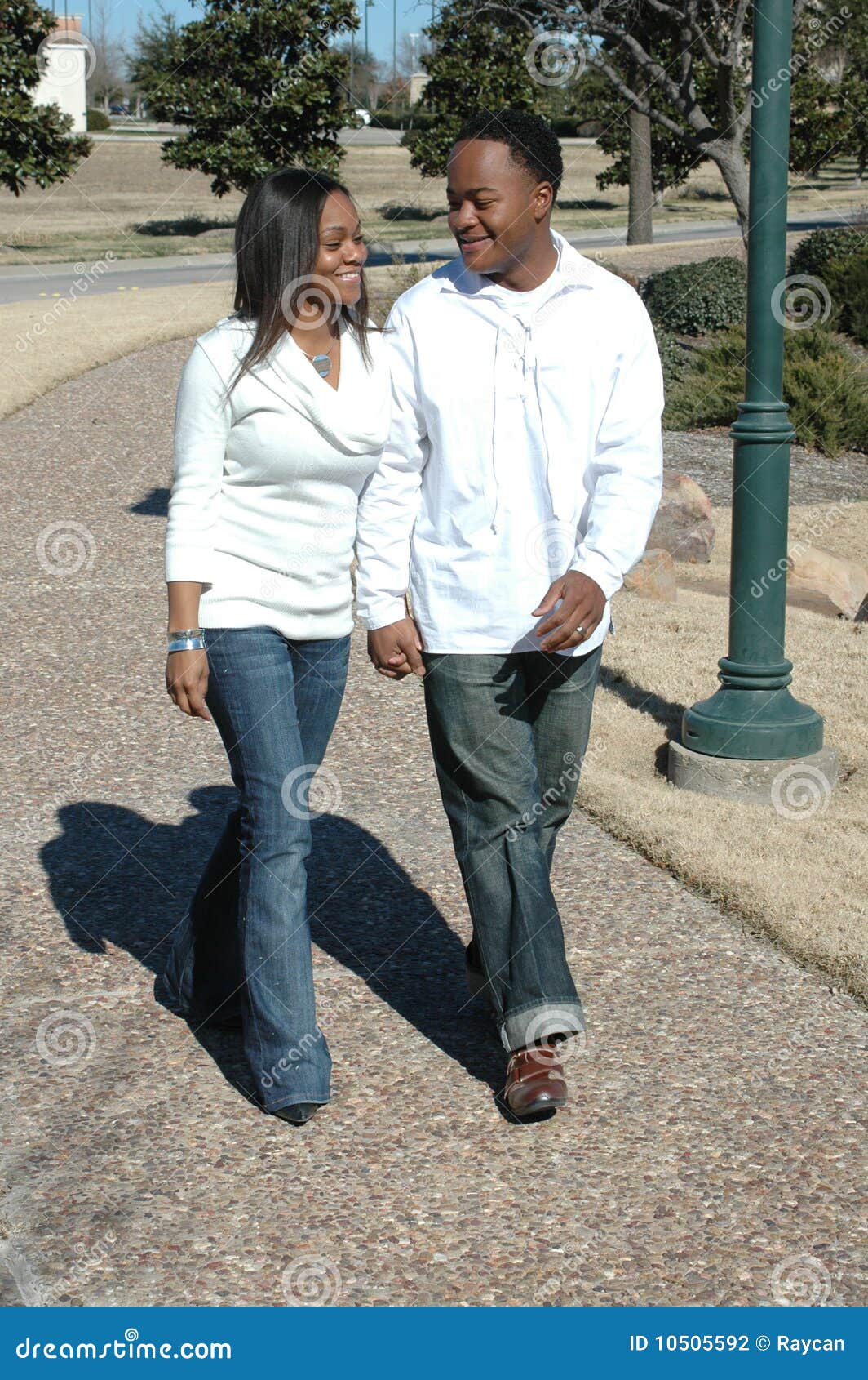 Camminare insieme fotografia stock. Immagine di stretta - 10505592