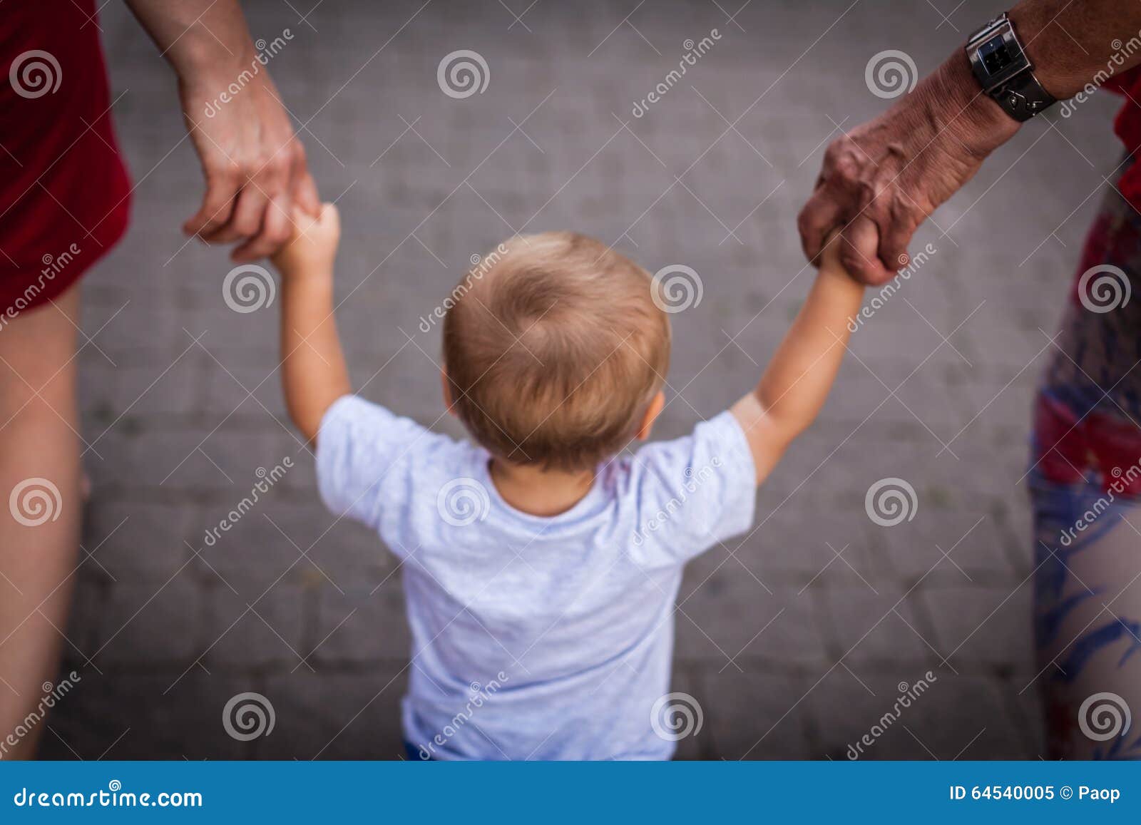 Camminare insieme immagine stock. Immagine di aiuto, insieme - 64540005