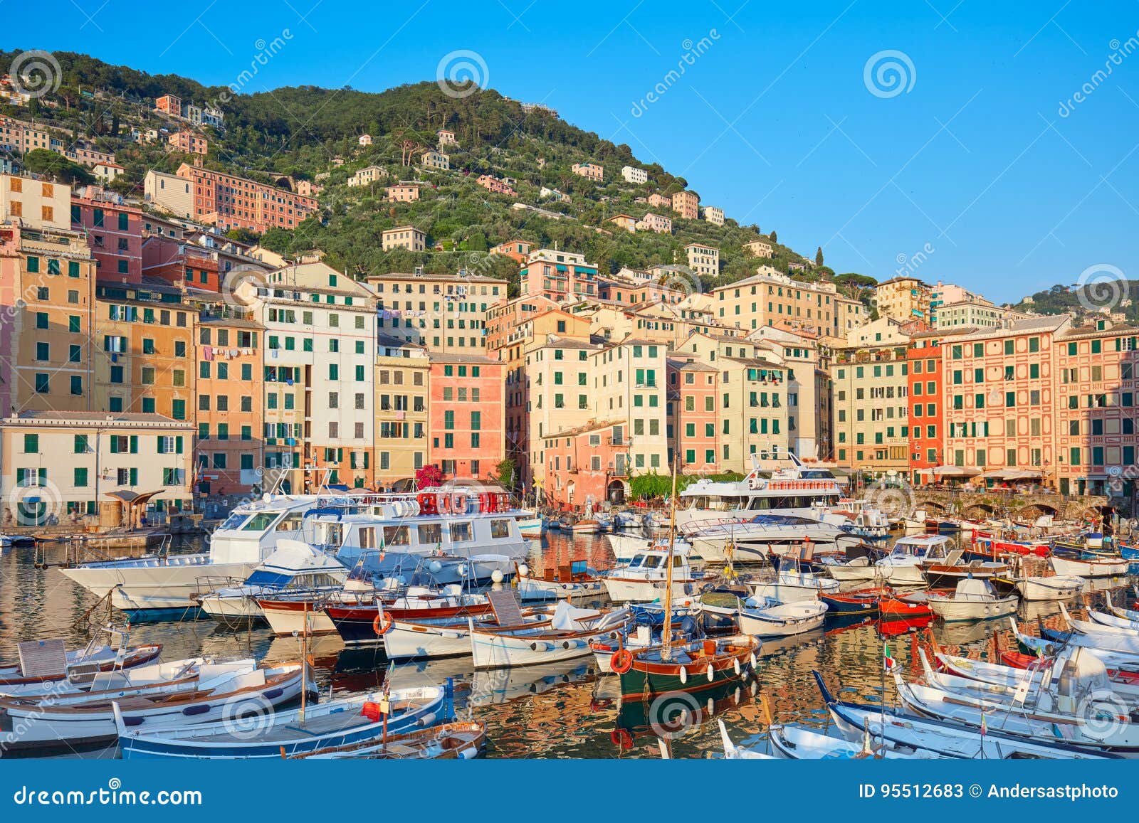 Camogli italy fotografering för bildbyråer. Bild av rött - 95512683