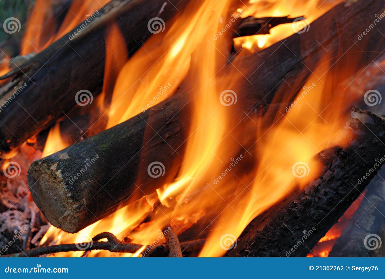 Camp Fire with Flaming Logs Stock Photo - Image of sparks, travel: 21362262