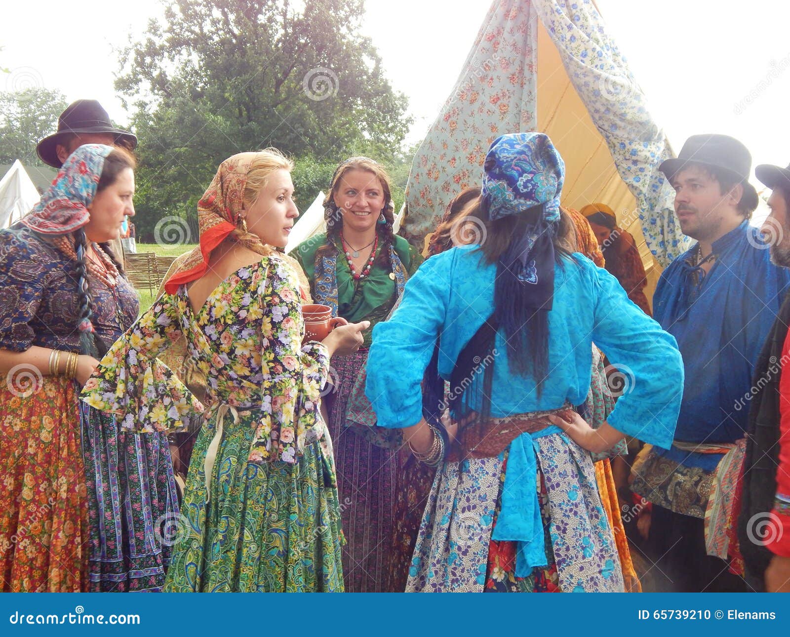 Camp gitan image éditorial. Image du juin, international - 65739210