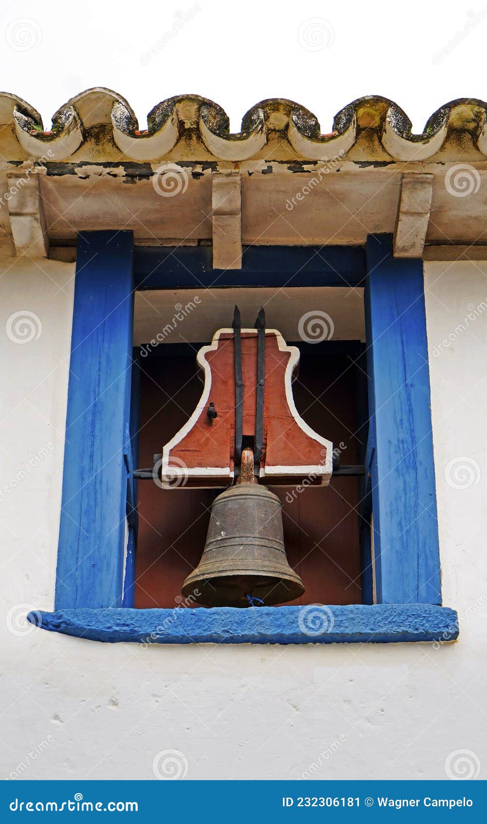 Campana De La Antigua Iglesia Colonial En Tiradentes Imagen de archivo ... Campana De La Antigua Iglesia Colonial En Tiradentes Imagen de archivo ...